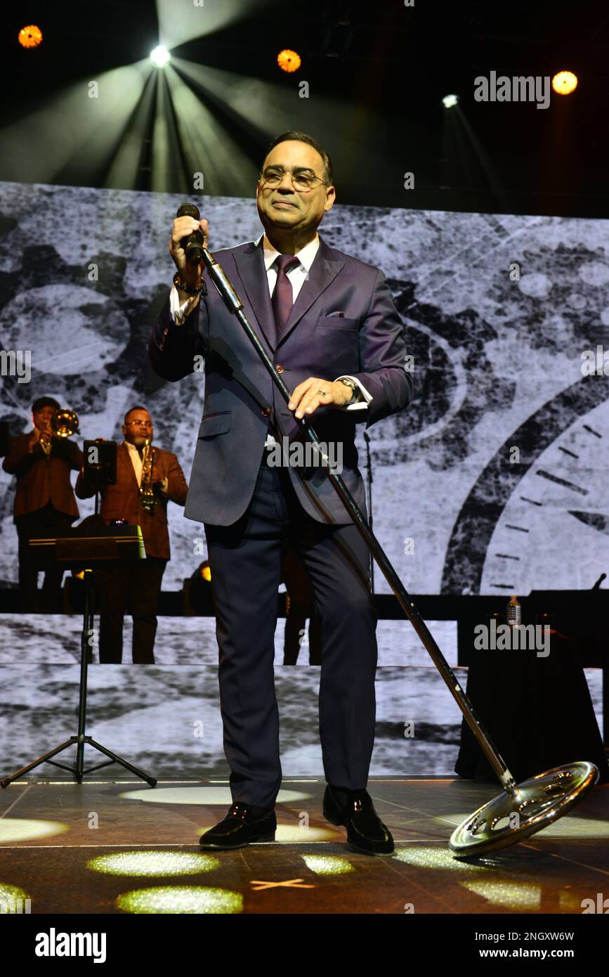 MIAMI, FLORIDE - 18 FÉVRIER : Gilberto Santa Rosa se produit sur scène ...