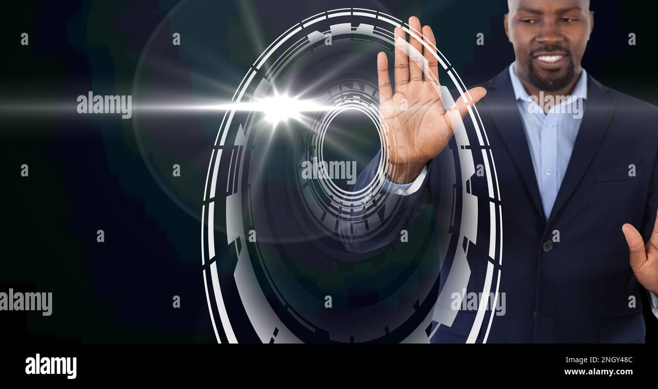 Composition d'un homme d'affaires souriant touchant l'écran avec ...