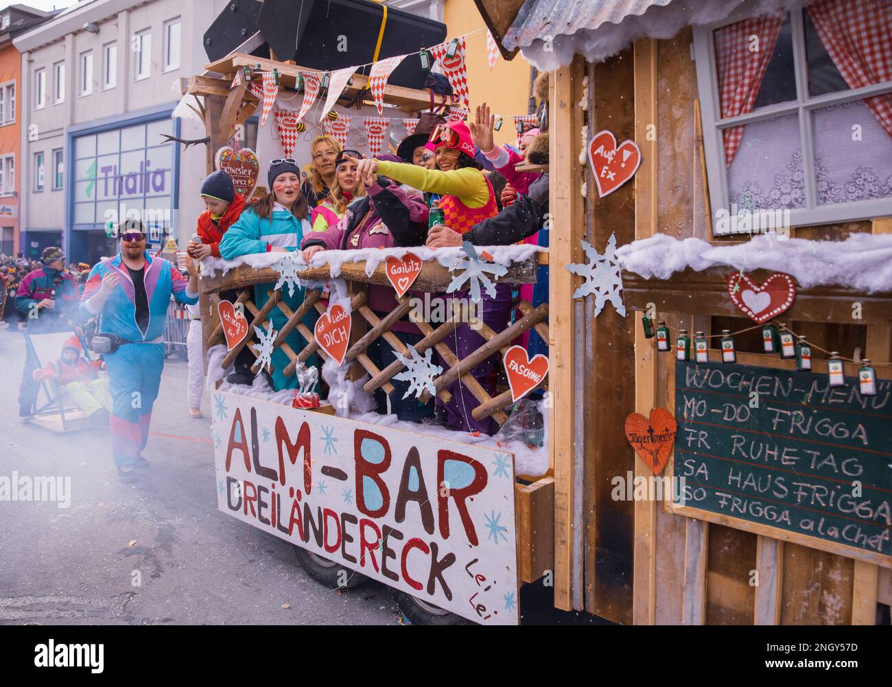 Villach, Autriche - 19 février 2023 : Carnaval de Villach, Fasching, les participants à la ...