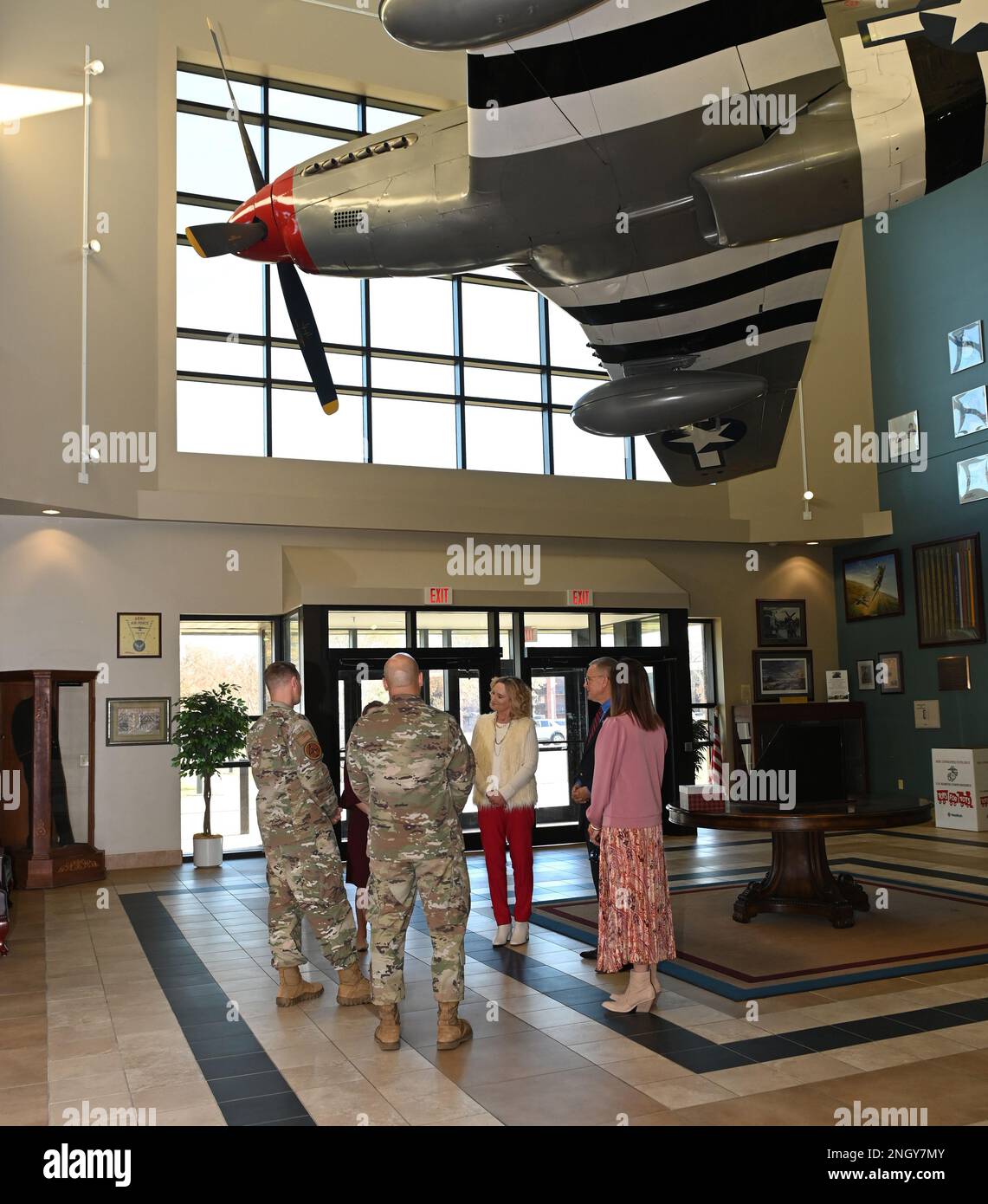 Le colonel Lucas Teel, commandant de l'escadre du 4th Fighter, parle ...