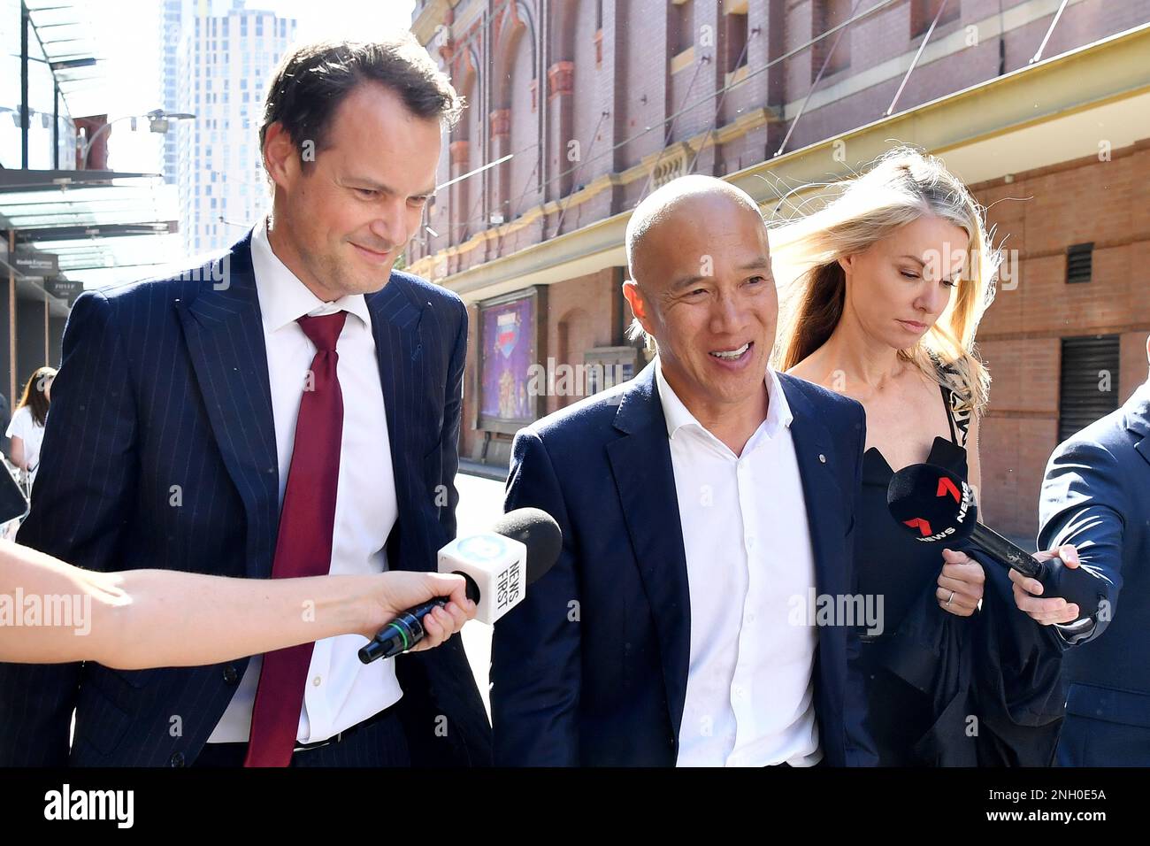 Le neurochirurgien Charlie Teo (au centre) et son fiancé Traci ...