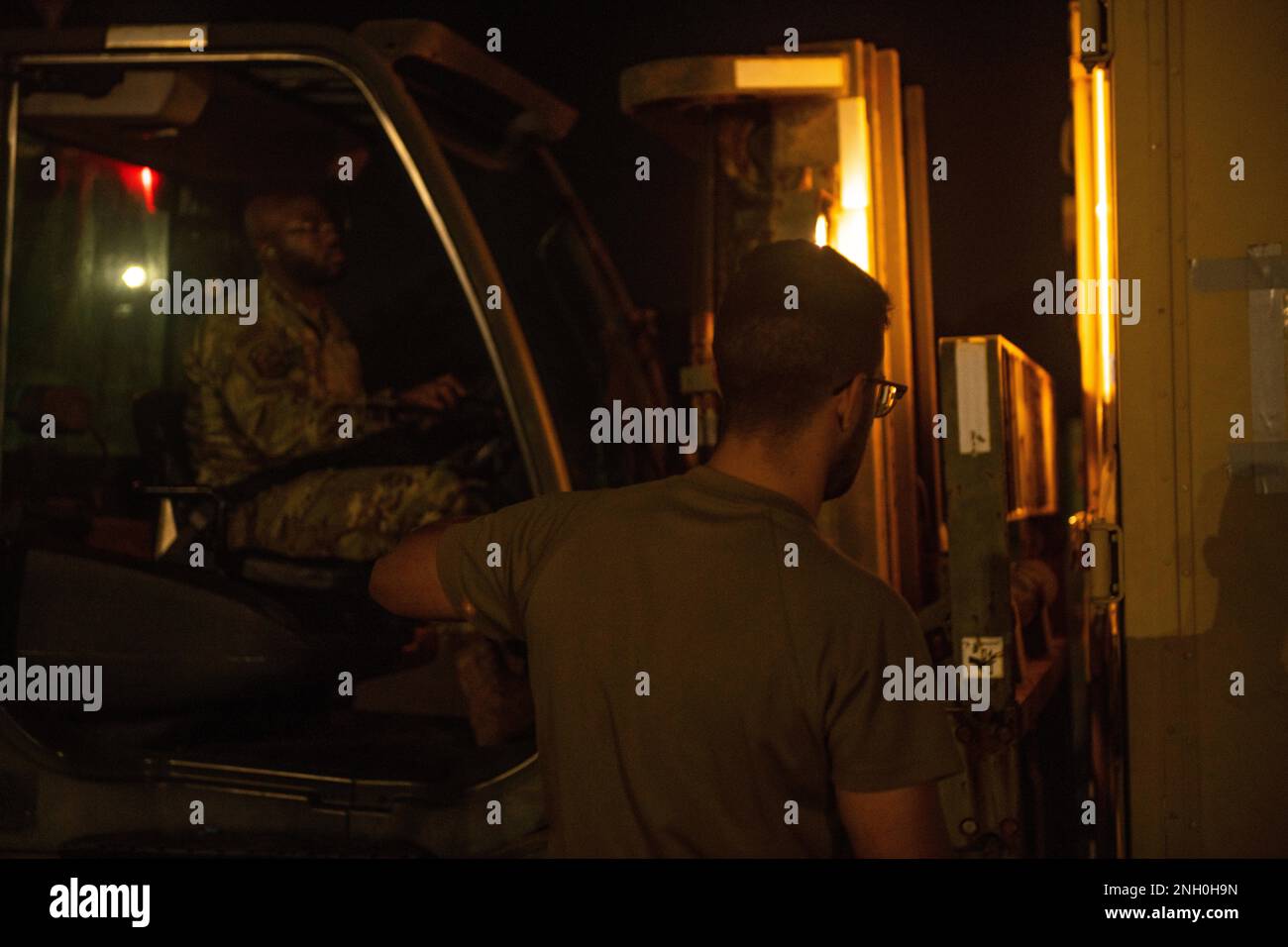 Le principal Airman Seth Shealy, à droite, exploitant de transport ...