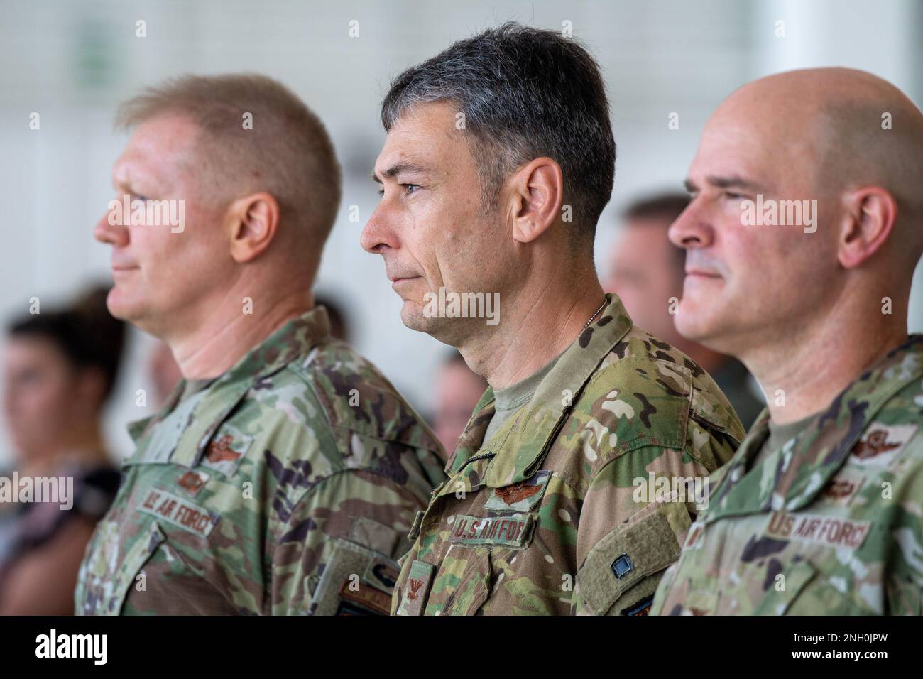 (De droite à gauche) Col. Kyle Benwitz, commandant de l'escadre des ...