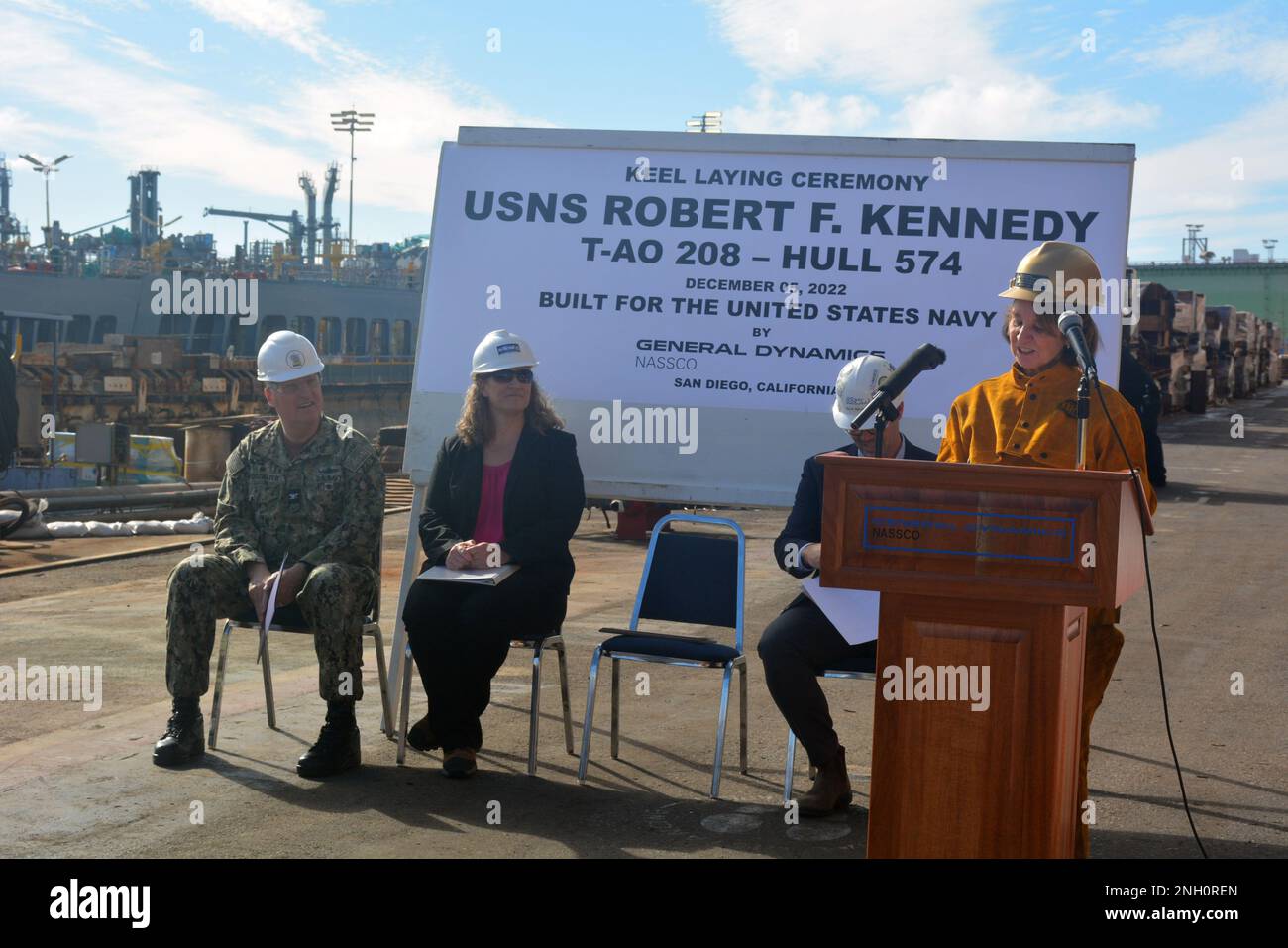 Kathleen Kennedy-Townsend (au centre), commanditaire de l'USNS Robert F ...