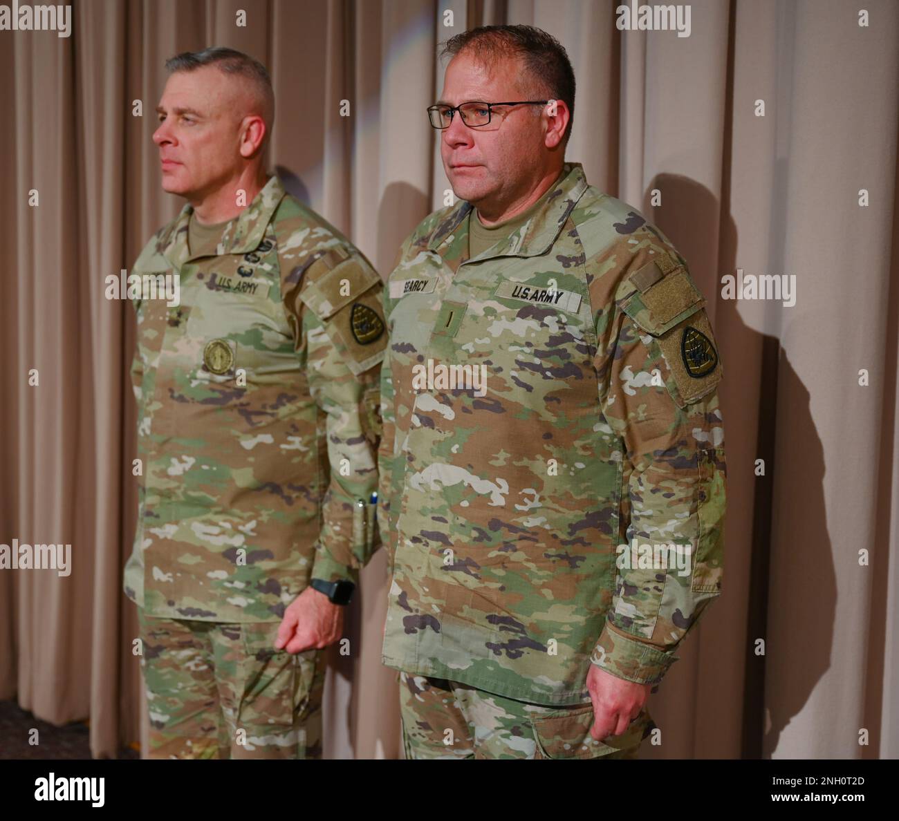 Le général de division Michael Turley (à gauche), l'adjudant général de ...