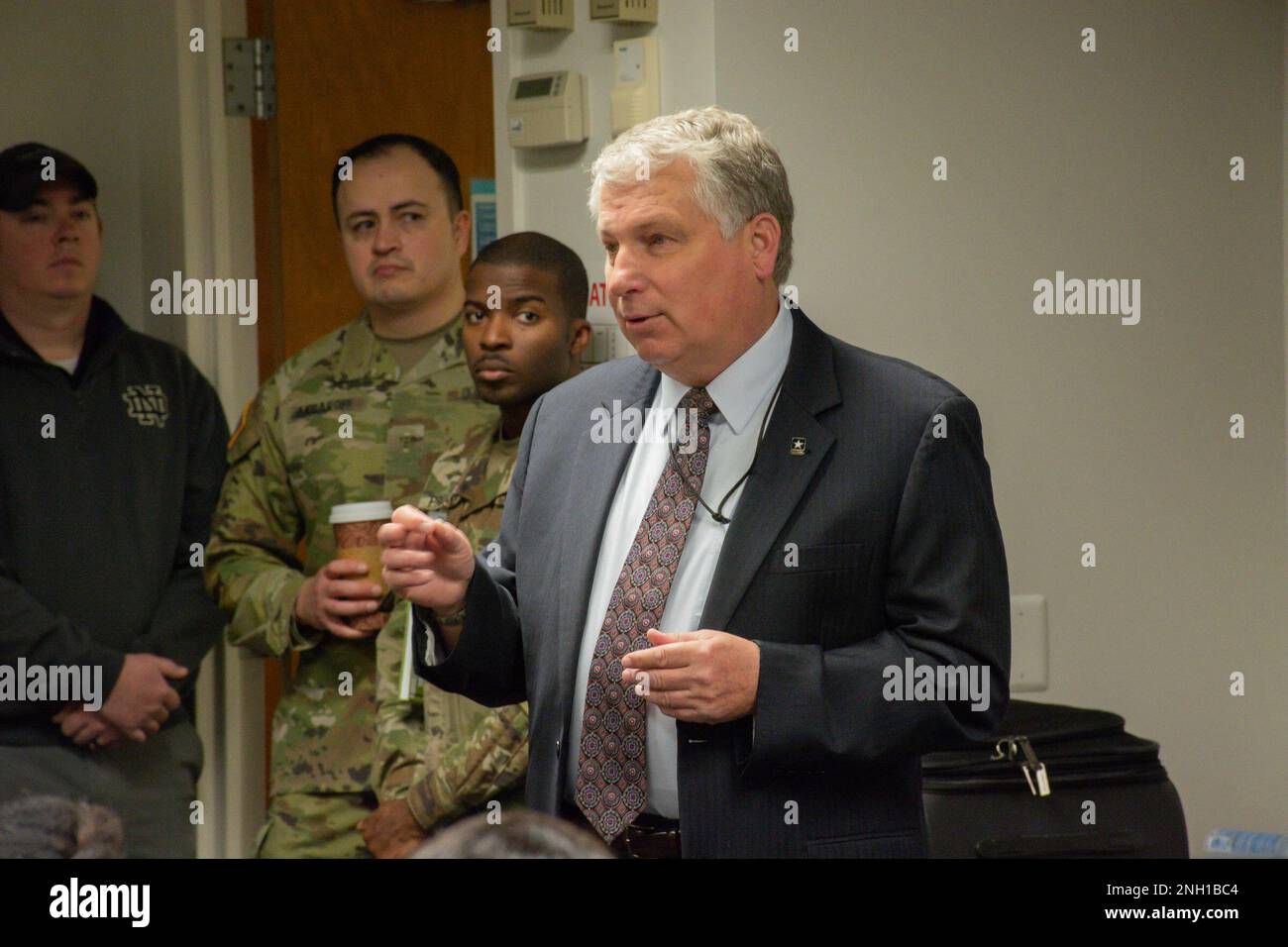 M. Steve Austin, chef adjoint de la Réserve de l'Armée de terre, visite ...