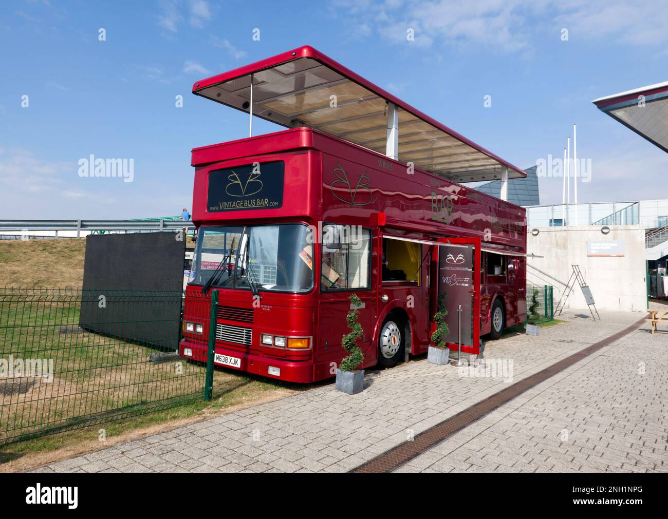 Un bus d'accueil d'entreprise, stationné à côté de l'aile, au ...