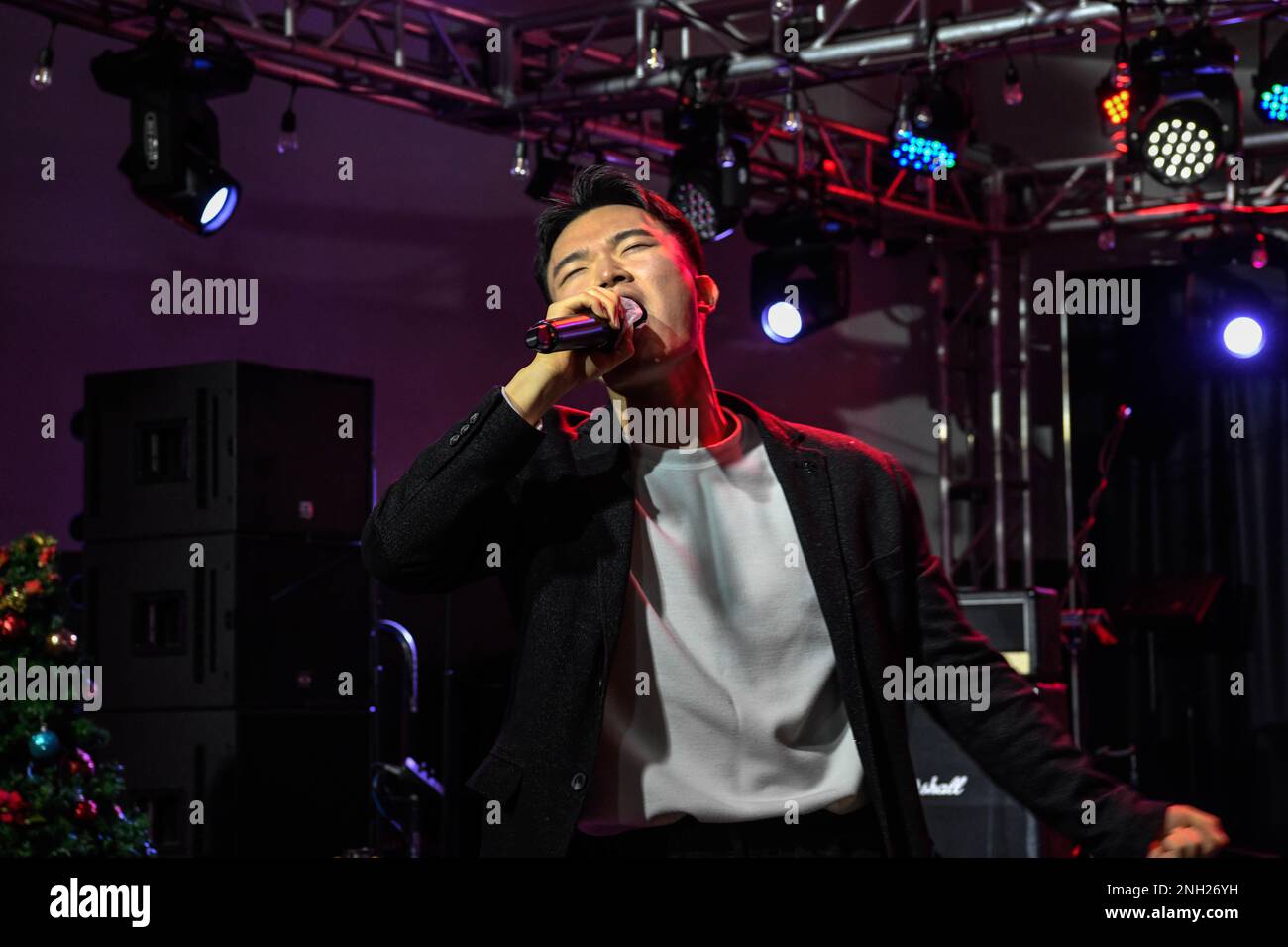 Le Cpl. Hui do Kim chante une chanson lors du spectacle préliminaire de ...