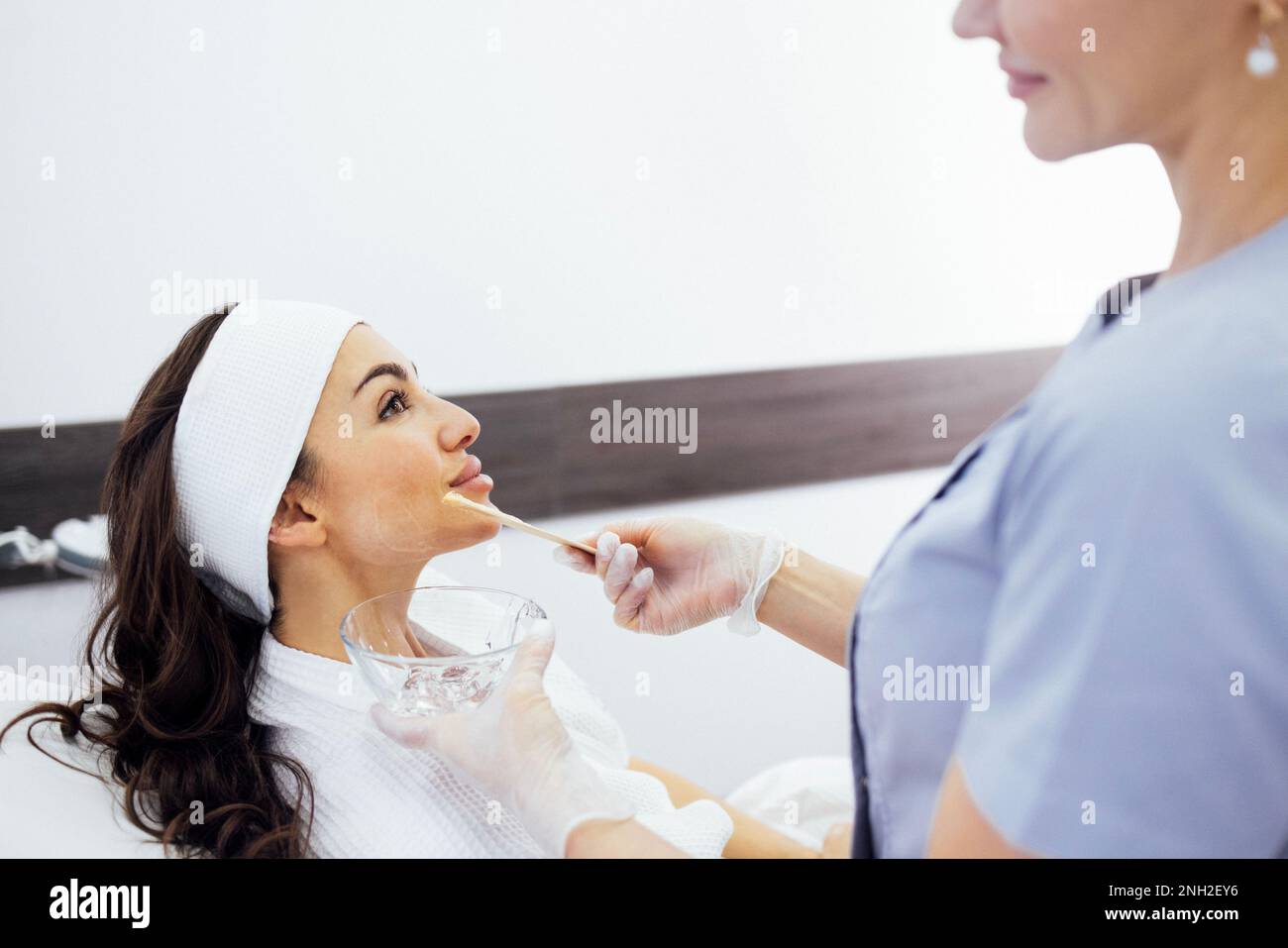 Belle fille caucasienne fait une procédure cosmétique. Le maître de ...