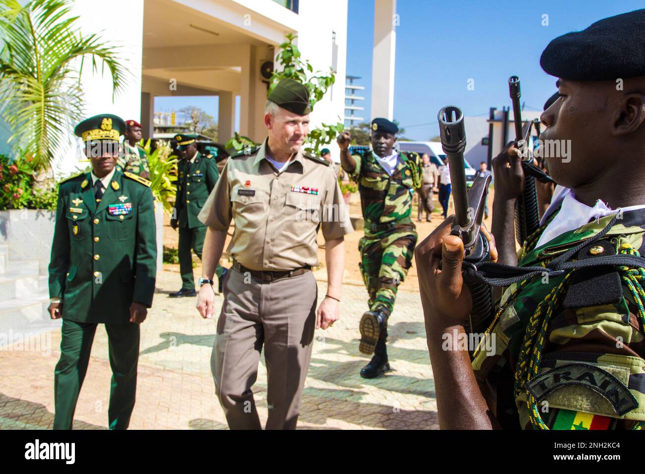 Brig. Du Chef d'état-major des Forces armées du Sénégal. Le général ...