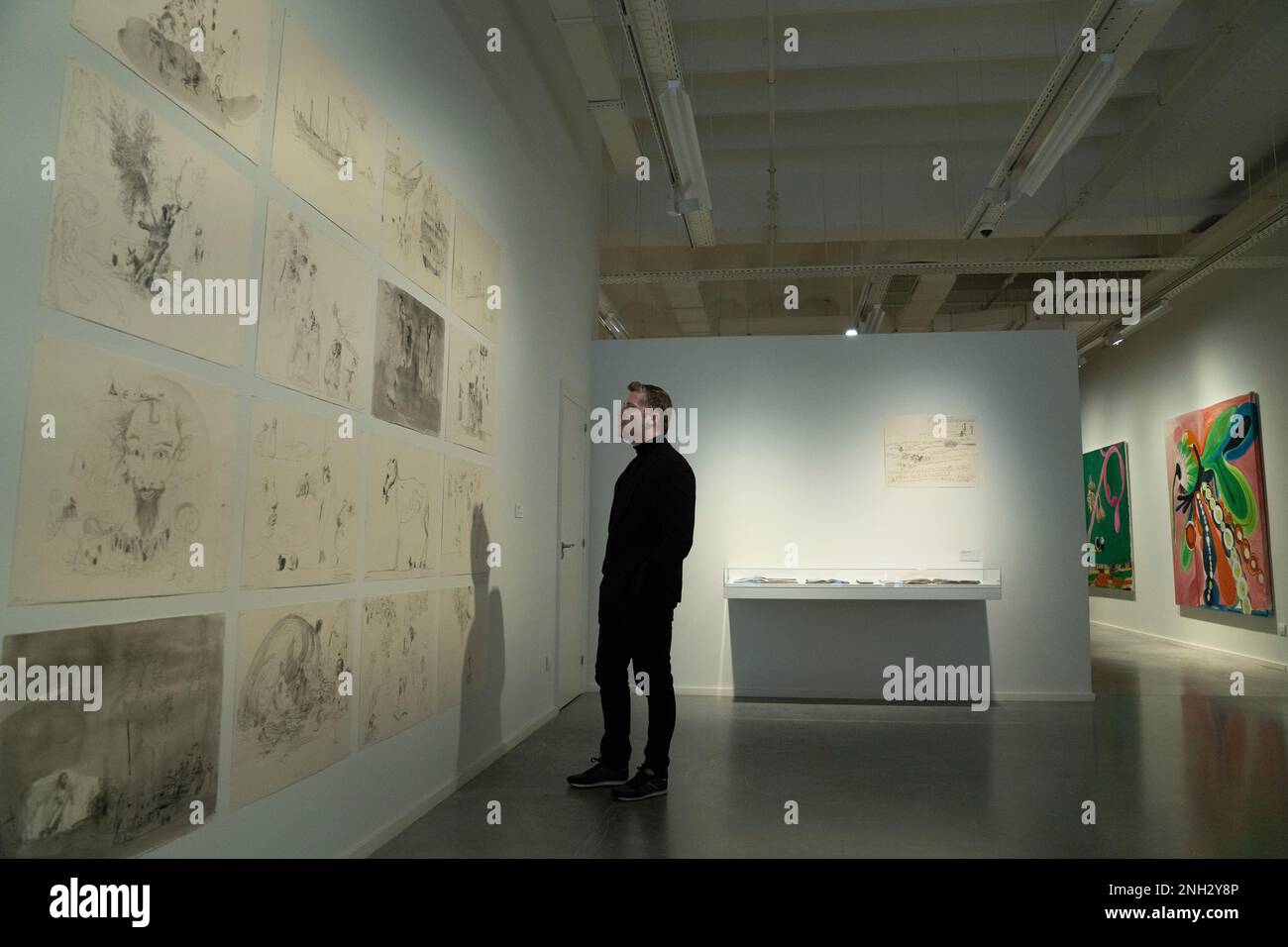 A man during the presentation of the anthological exhibition 'La costa ...
