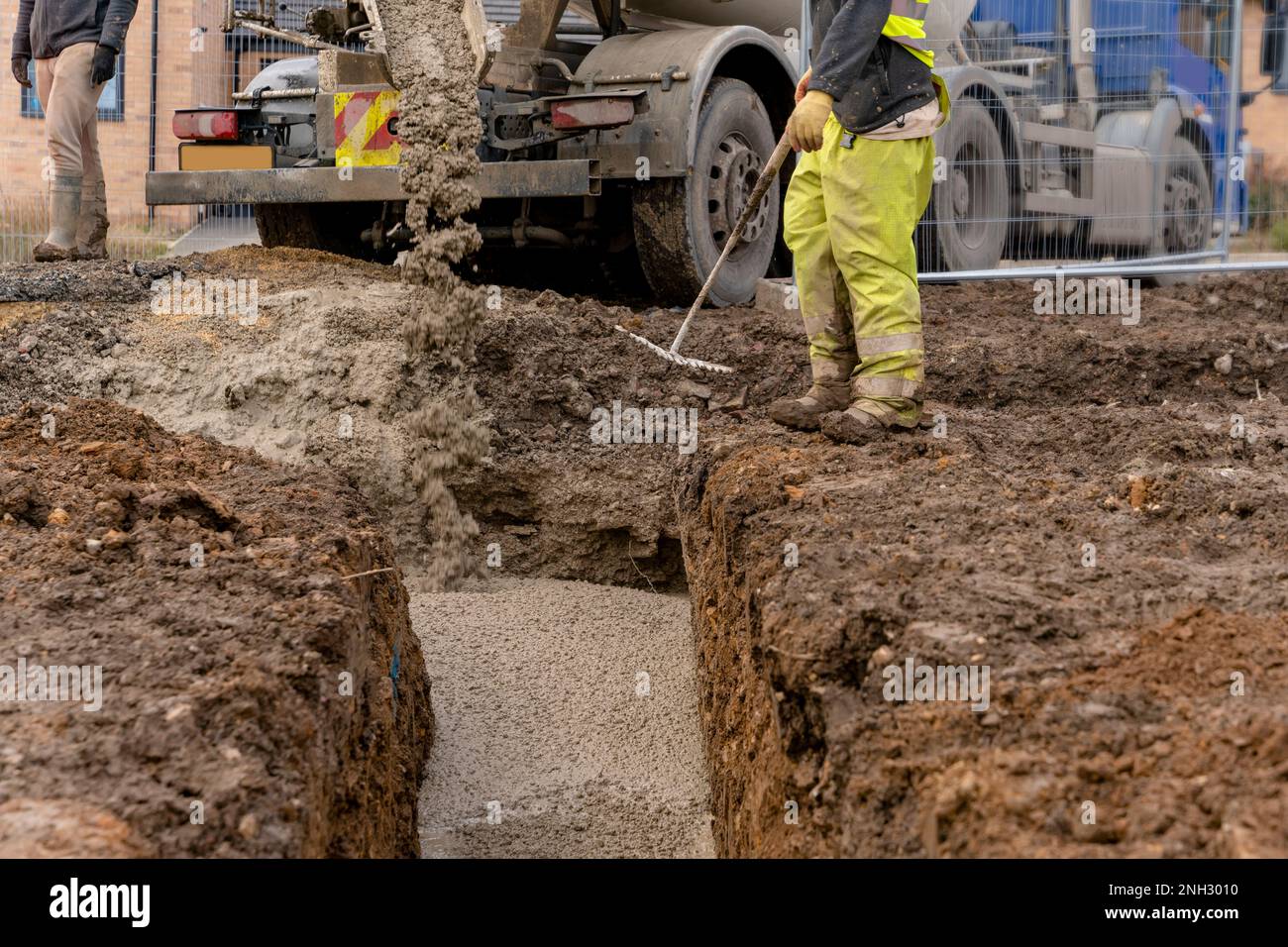 Béton semi-sec prêt à l'emploi livré sur le chantier et déchargé de le ...