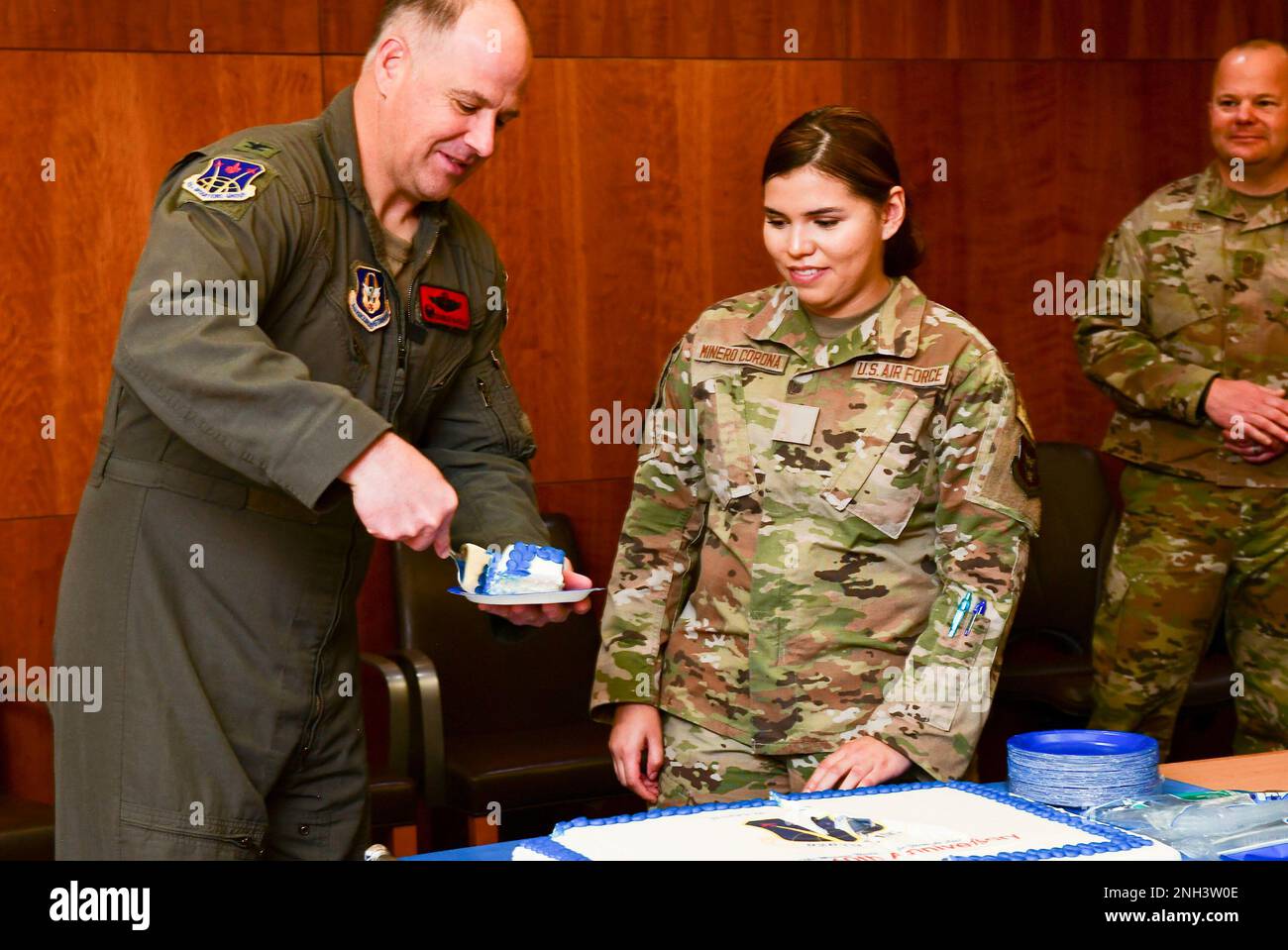 Le colonel Sean Rassas, commandant de la 926th e Escadre, sert Airman ...