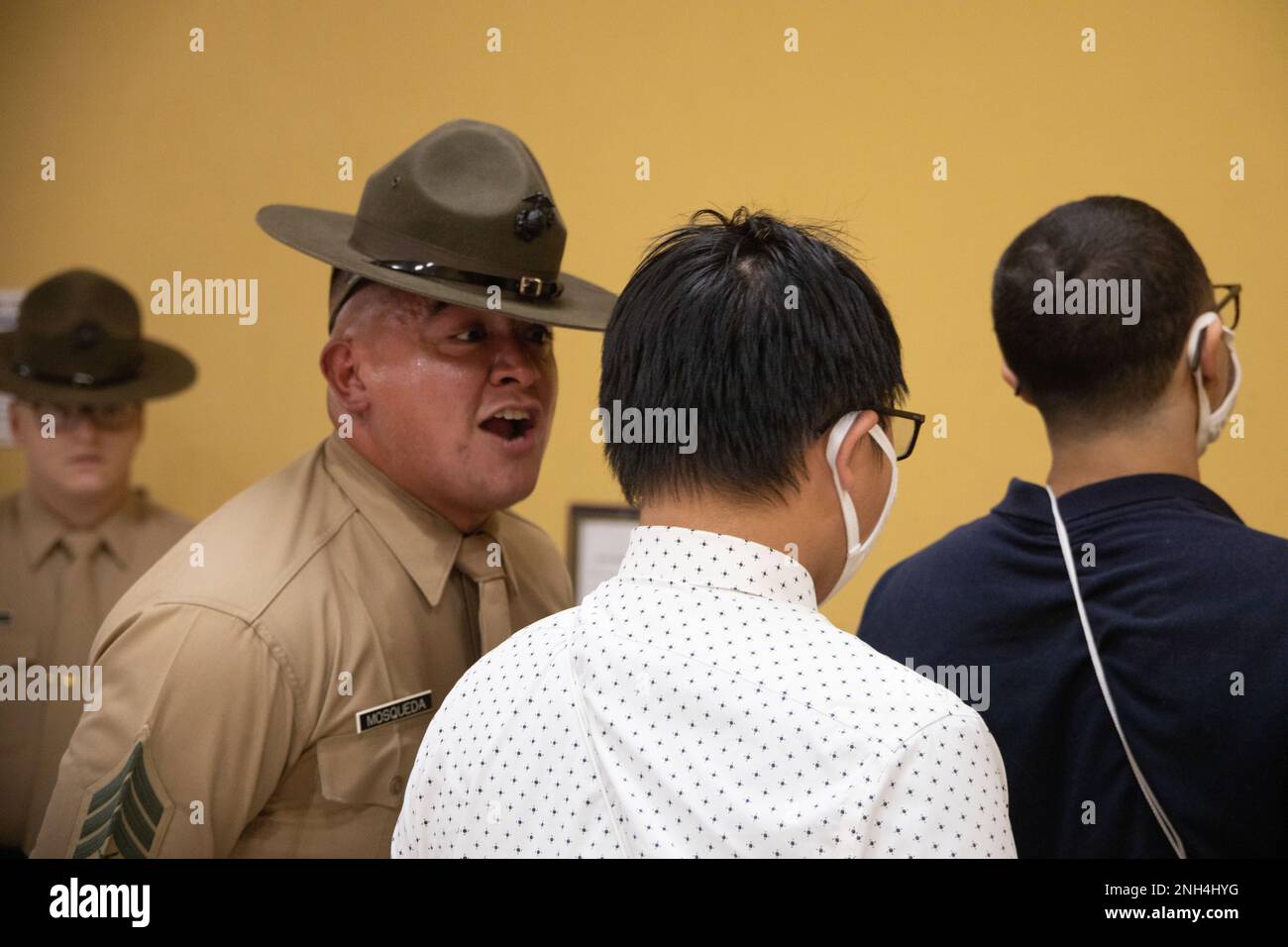 A ÉTATS-UNIS Un instructeur de forage de corps de marine avec la compagnie réceptrice, Bataillon ...