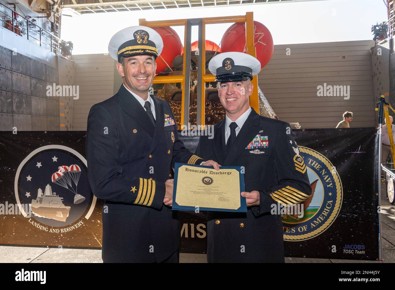 221212-N-VQ947-1005 OCÉAN PACIFIQUE (le 12 décembre 2022) le capitaine ...