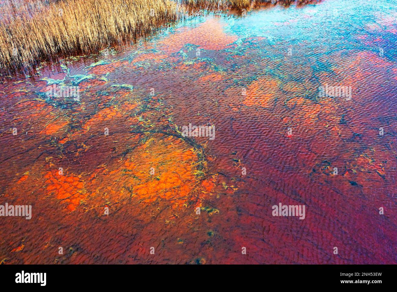 vaste mine de titane avec étangs à résidus remplis de liquides ...