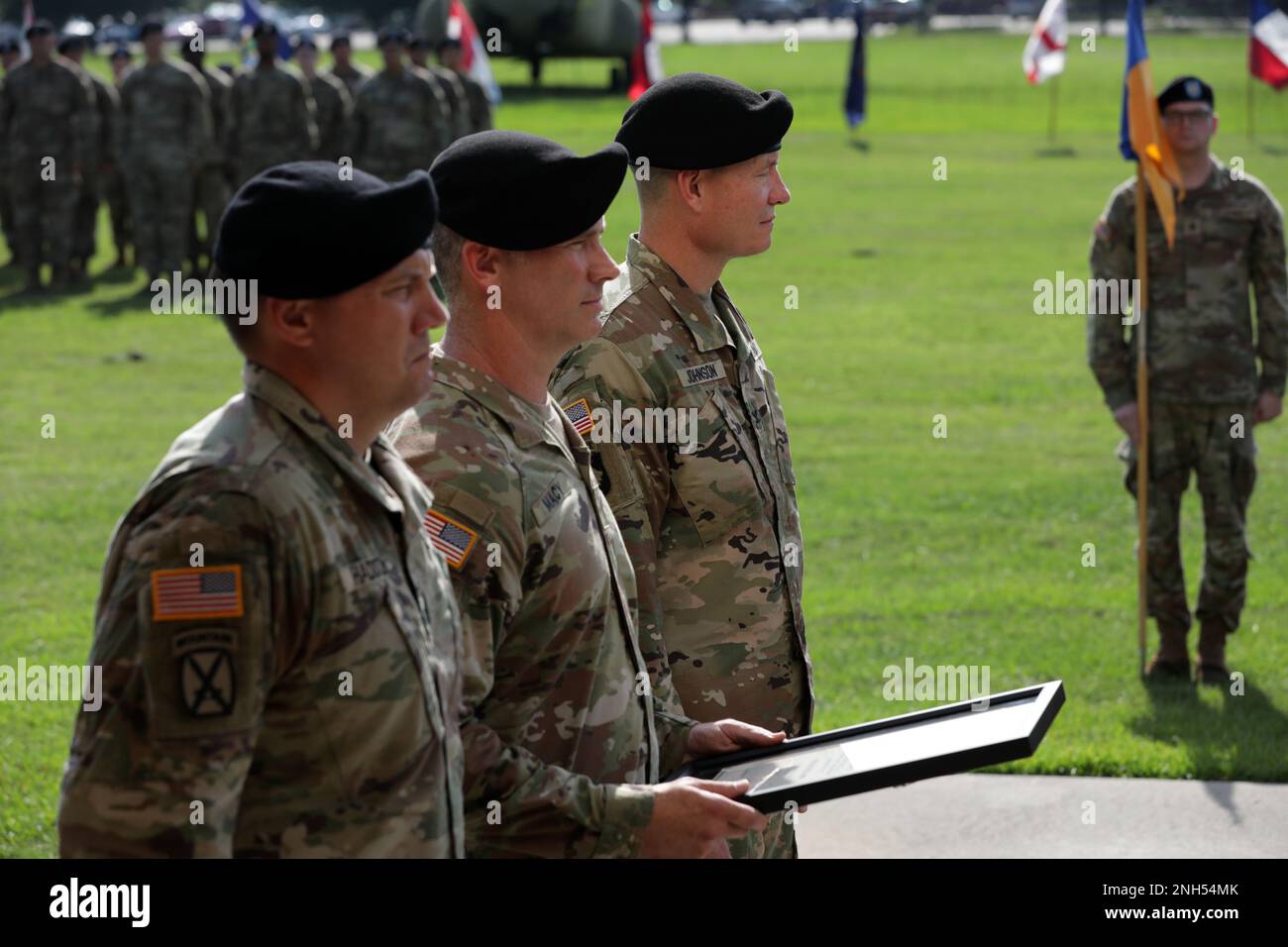 Le colonel Michael Johnson, commandant de la brigade d'aviation 110th ...