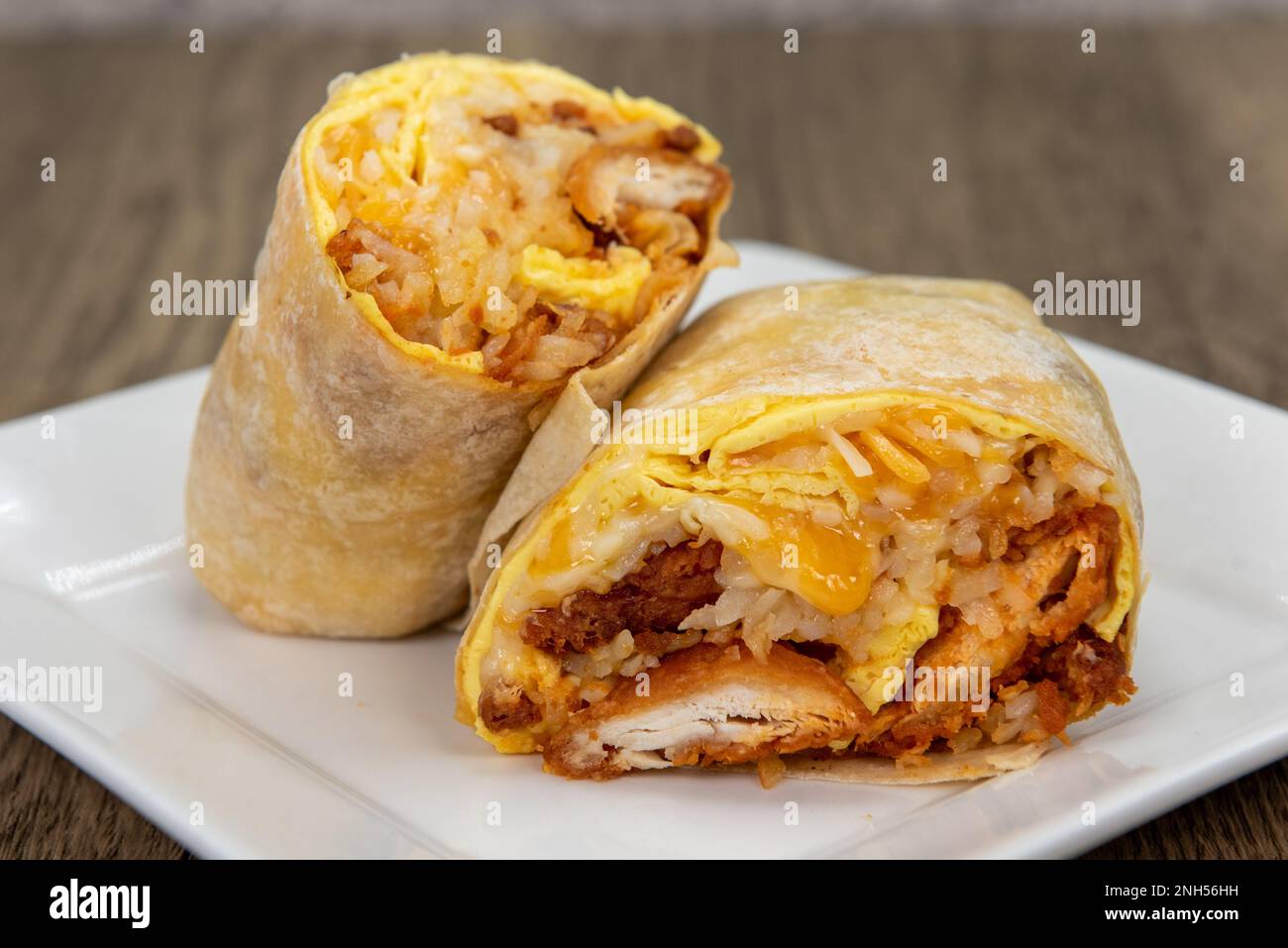 Petit déjeuner aux œufs et pommes de terre croustillantes burrito ...