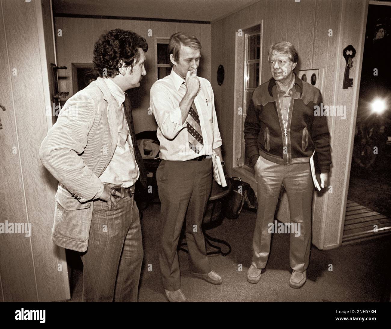 JODY POWELL, TIM KRAFT, WALTER MONDALE, JIMMY CARTER, président élu ...