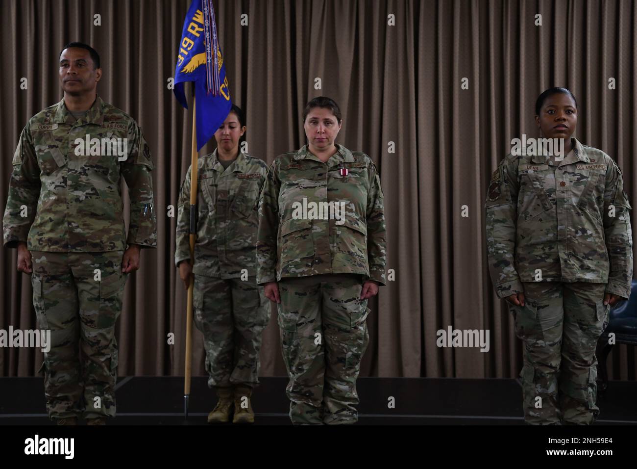 ÉTATS-UNIS Le Colonel Timothy Curry de la Force aérienne (à gauche ...