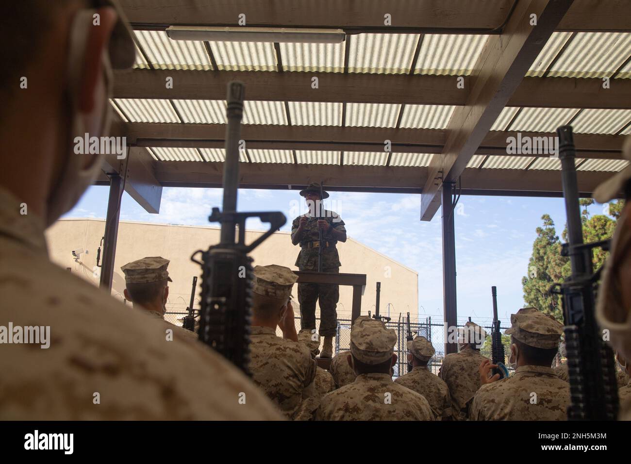 ÉTATS-UNIS Le Sgt Julio Ramirez, instructeur de forage de la Compagnie Lima, 3rd Recruit ...
