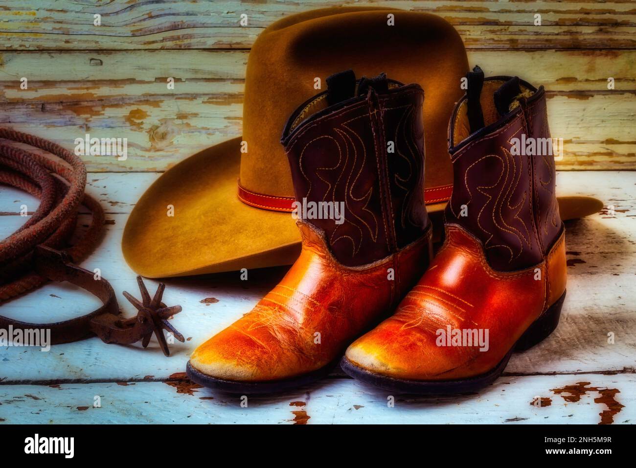 Bottes de cowboy et chapeau nature morte Banque de photographies et d ...