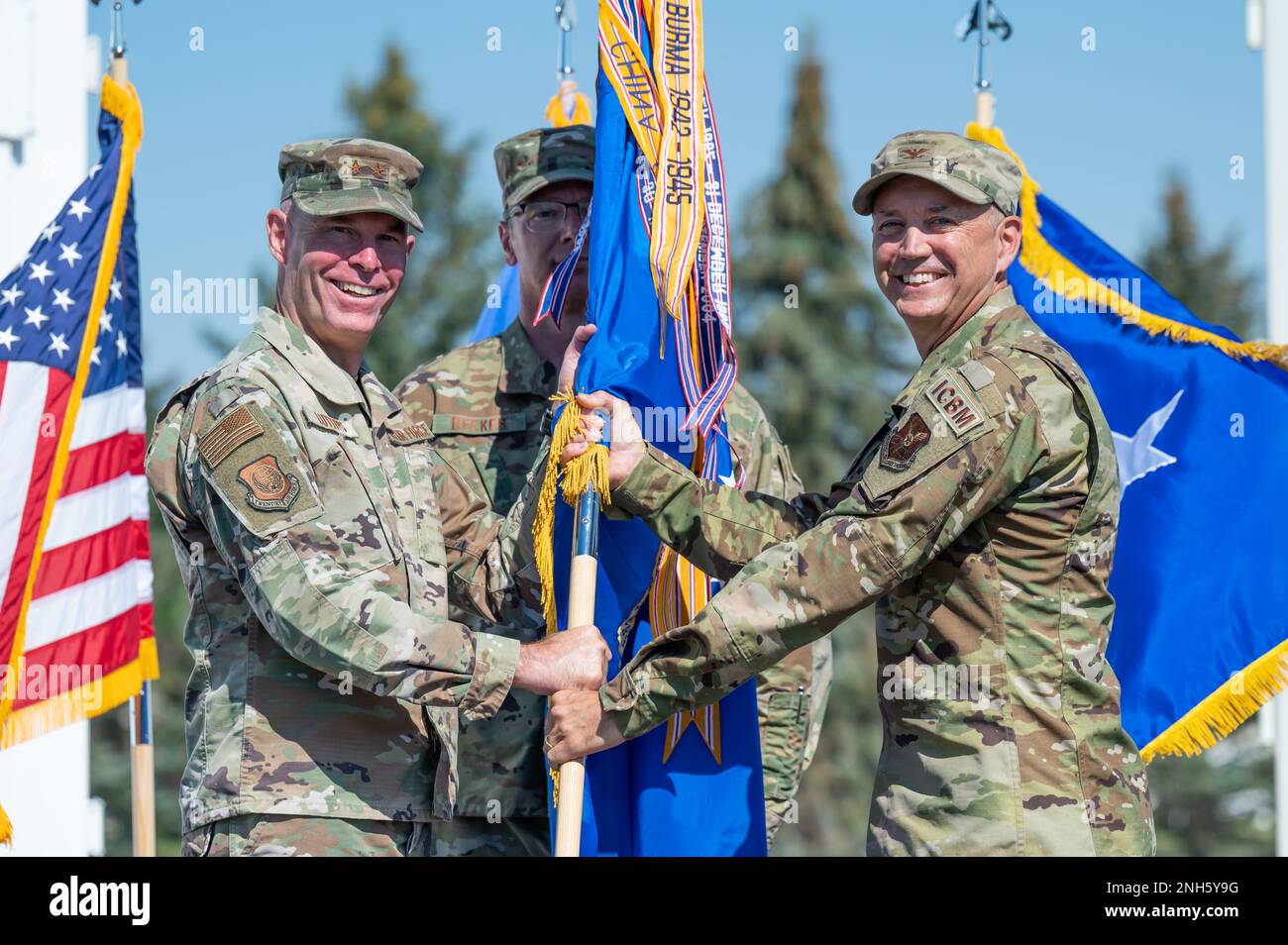 Le colonel Barry Little, à droite, accepte les lignes directrices de l ...