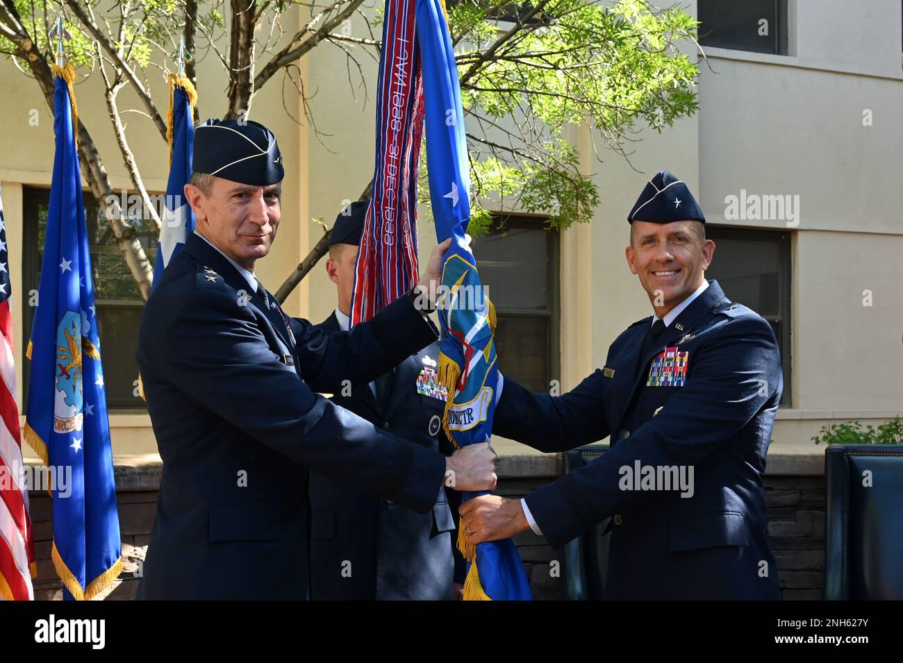 Le lieutenant-général Kevin Schneider, à gauche, directeur d'état-major ...