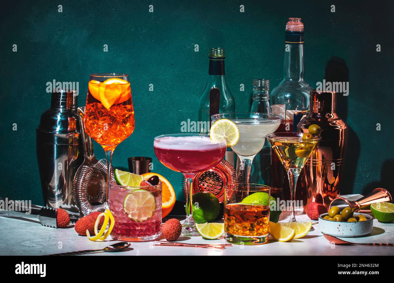 Ensemble de boissons alcoolisées pour cocktails, bouteilles d'alcool ...