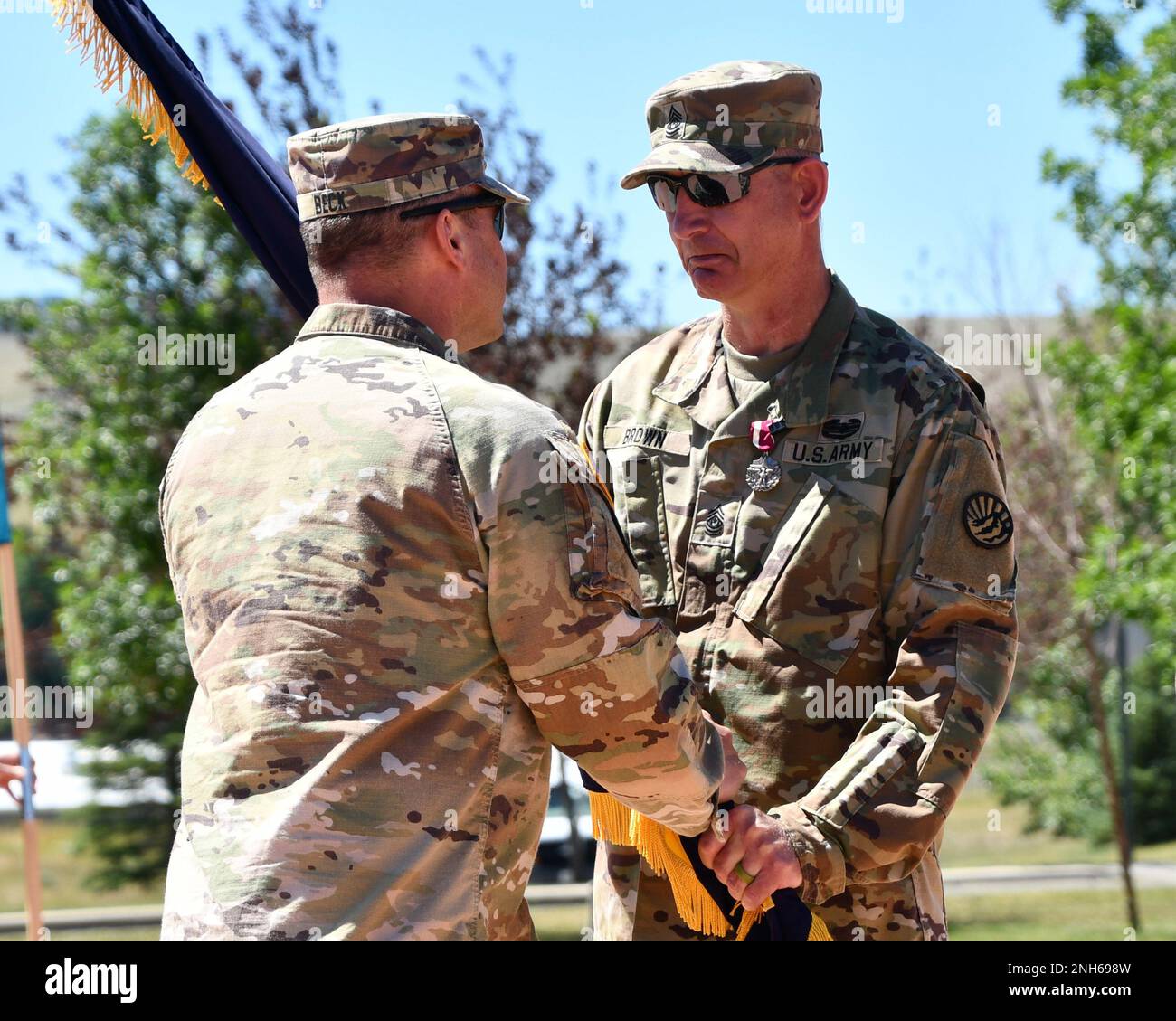 Le colonel Michael Beck passe le guide du commandement de la troupe ...