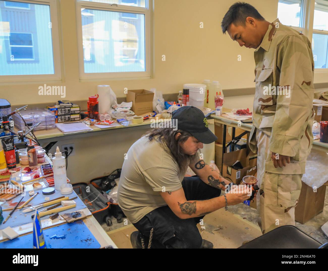 Aaron Eiermann, un maquilleur de Valiant Integrated Services, applique ...