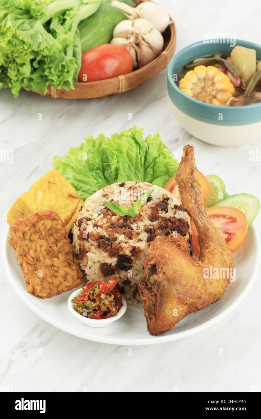 Nasi Tutug Oncom, riz traditionnel du Sundanais mélangé à des produits ...