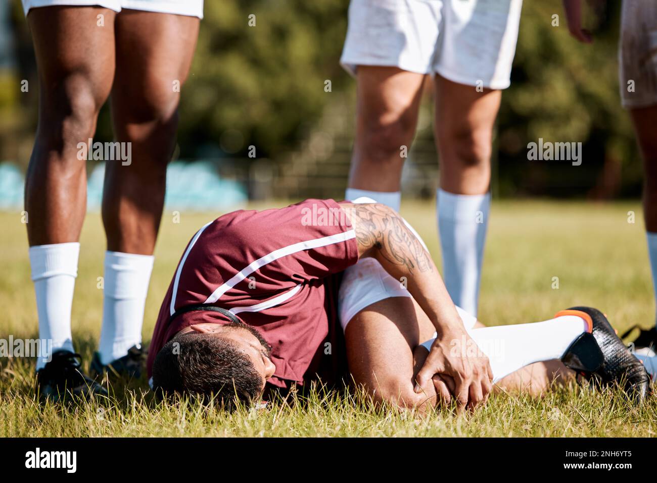 Douleurs aux genoux, sports avec blessure et athlète en plein air ...