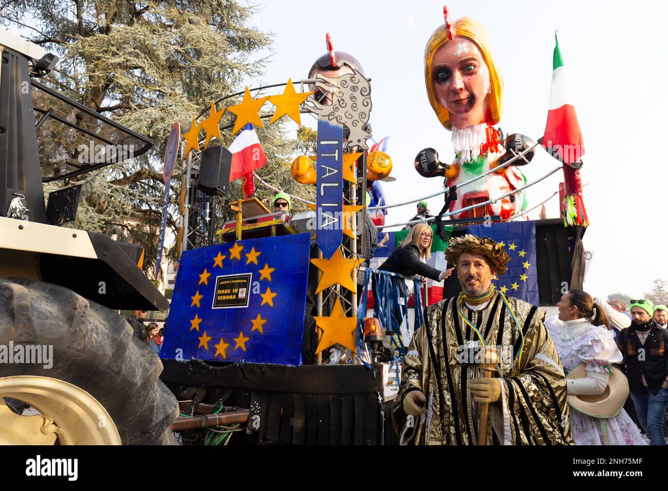 Tradition du Carnaval italien : un flotteur représentant Giorgia Meloni ...