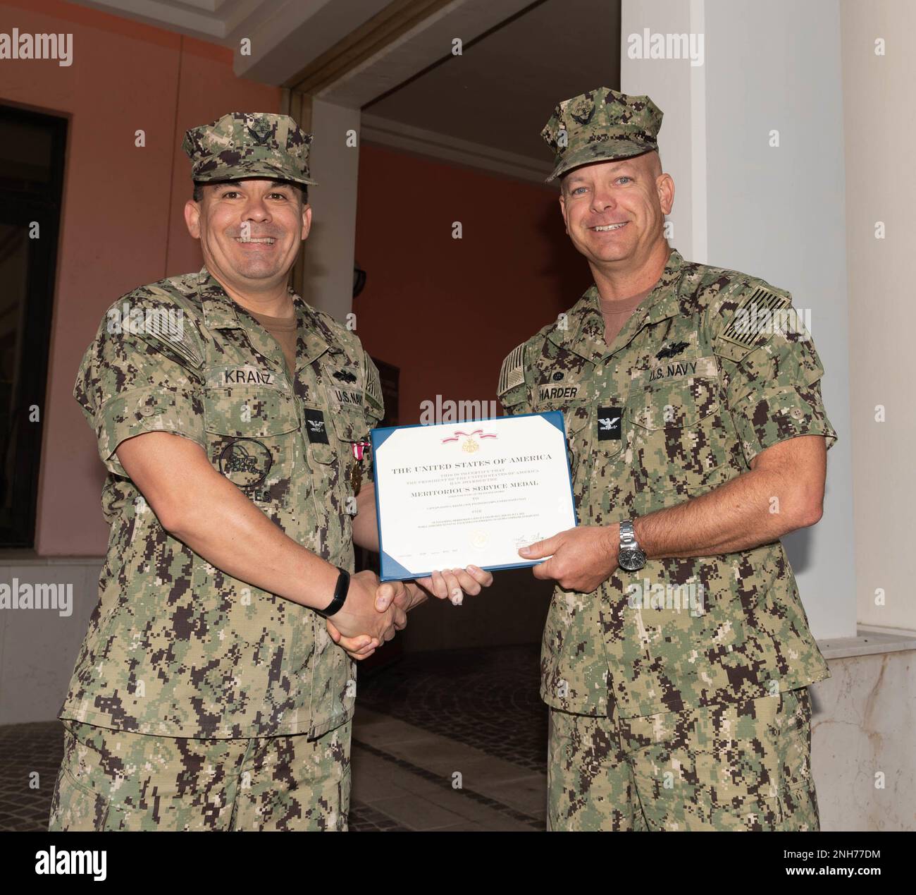 Capitaine Joseph Harder III, commandant, Commandement des systèmes de ...