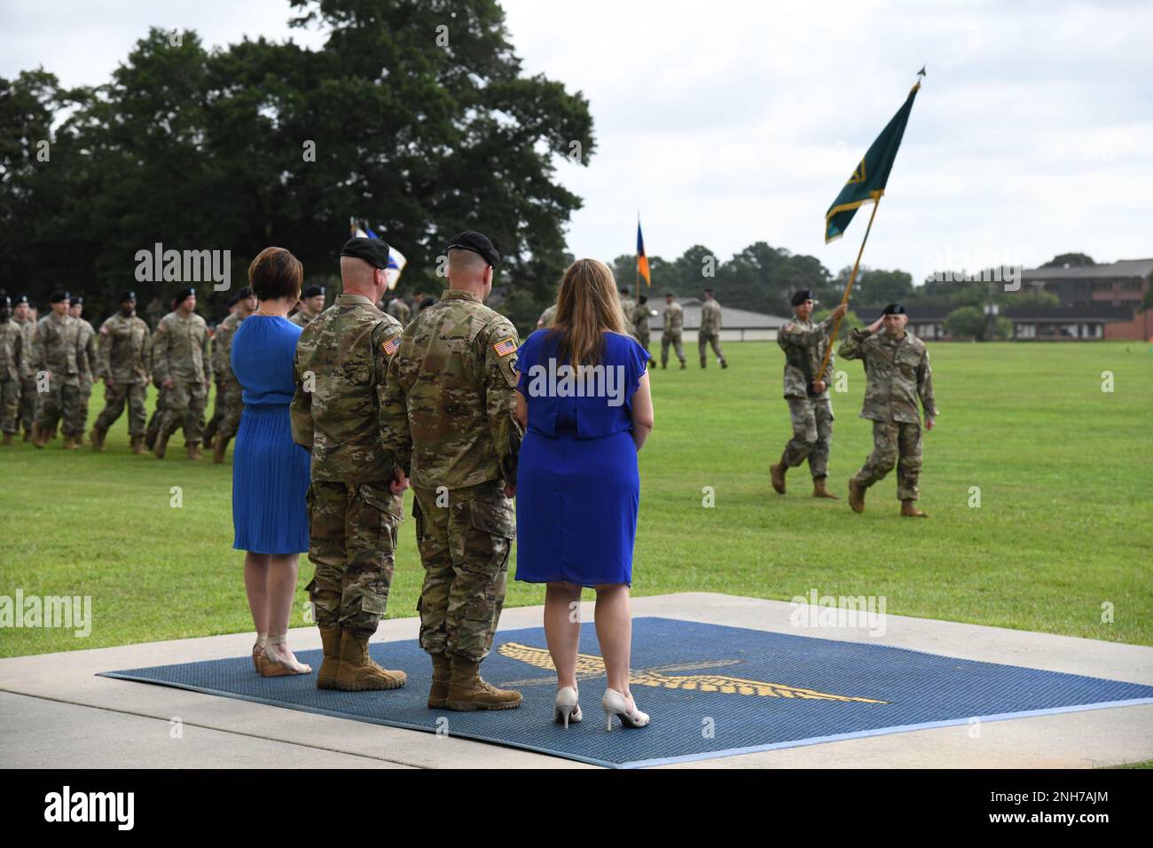 Les équipes de commandement et leurs formations défilent devant le ...