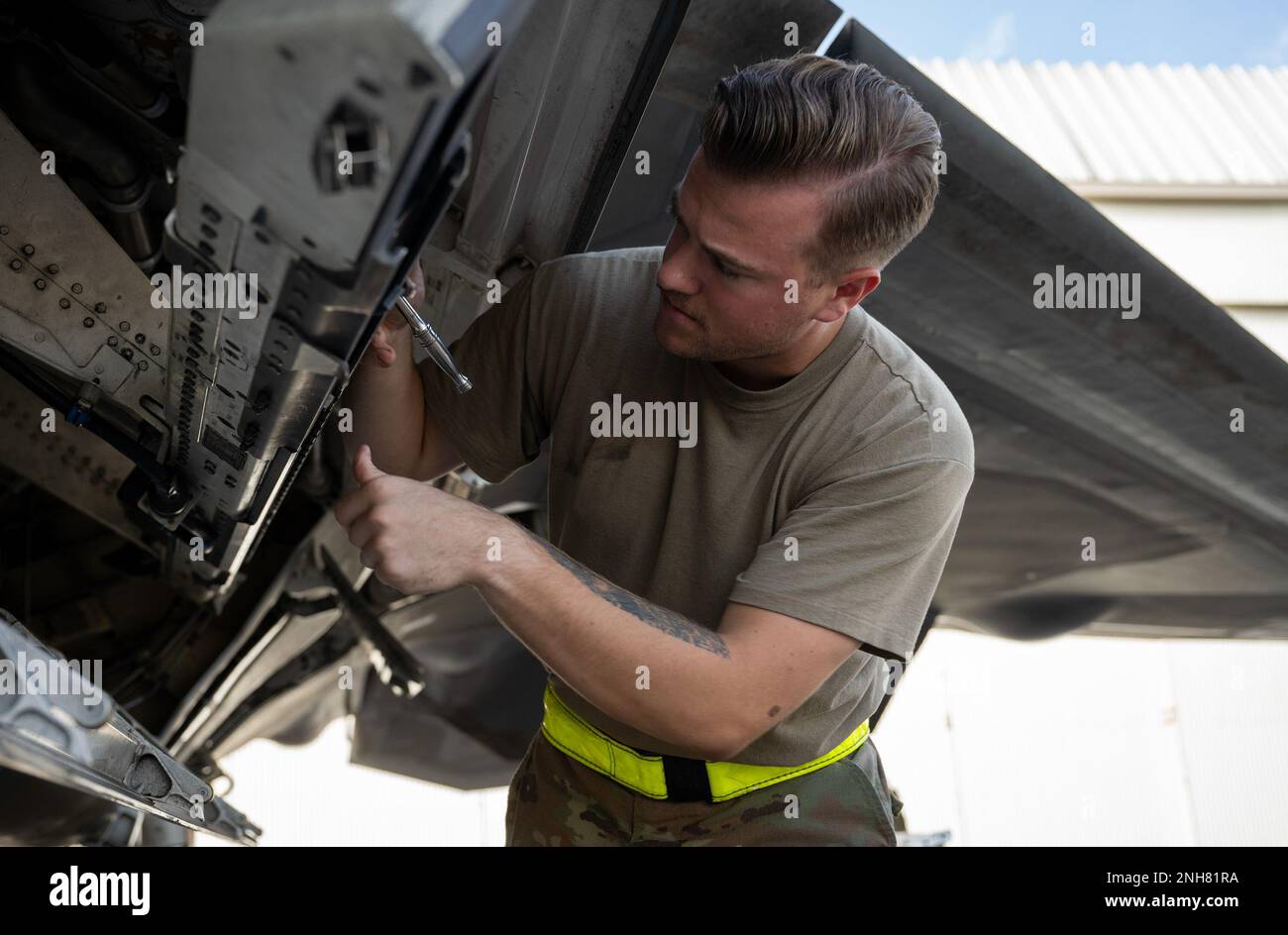 Le premier Airman Keegan Cooper, 43rd Escadron de génération de ...