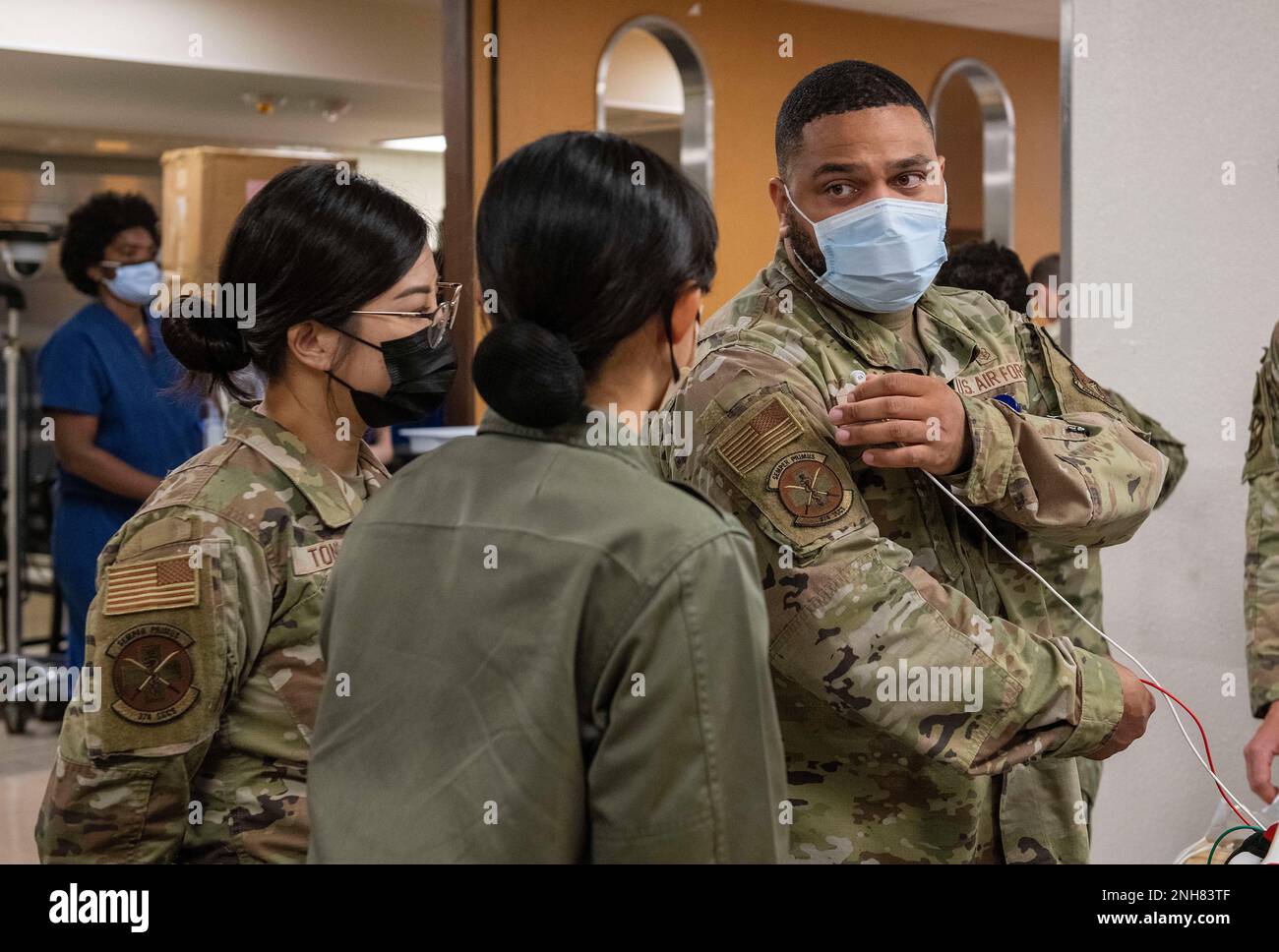 Le sergent d'état-major Jermane Mosby, 374th NCO du Groupe médical en ...