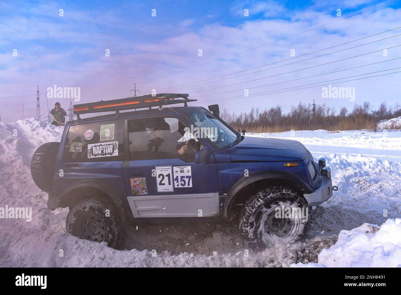 Le 4x4 de l'offroad 'Suzuki Escudo' se déplace rapidement sur une route ...