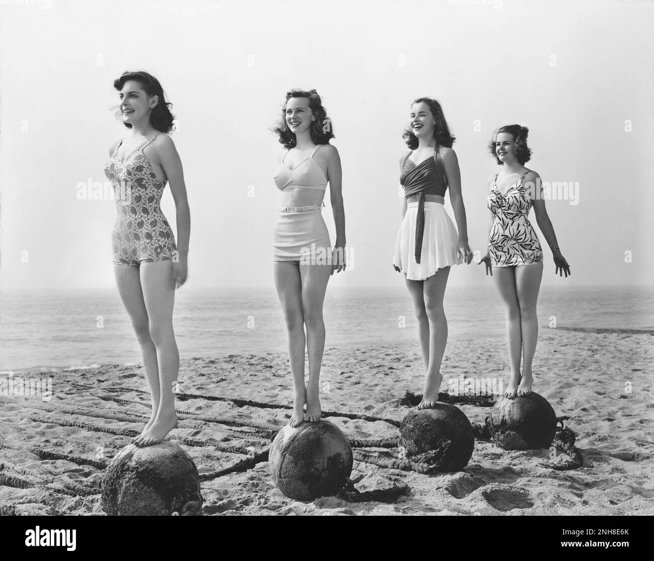 Vintage beach black and white woman Banque de photographies et d’images ...