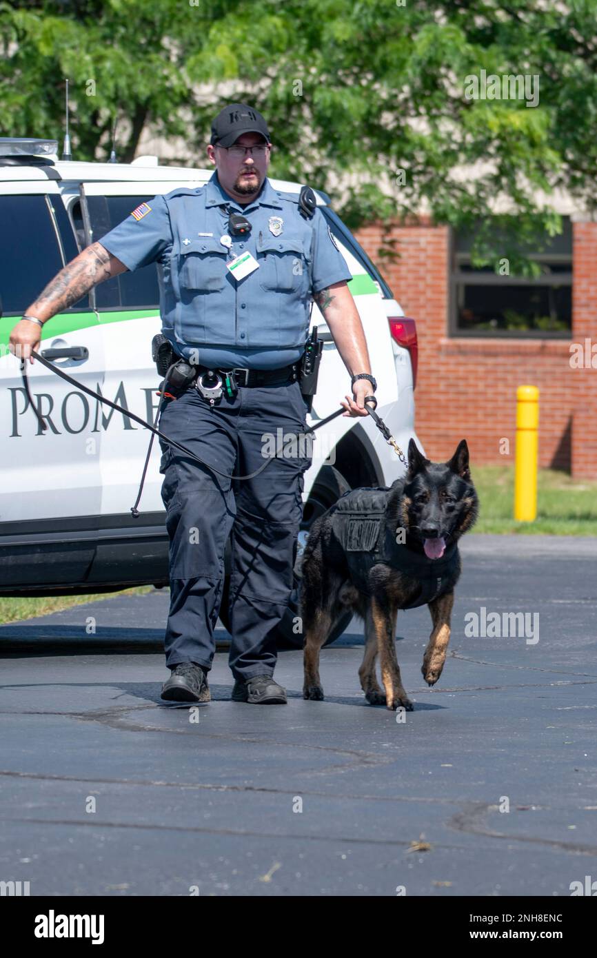 Nicholas Buchan, un officier K-9 affecté à ProMedica Security, fait ...