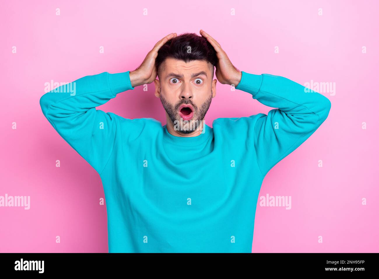 Photo de jeune drôle grimace gars bouche ouverte mains tête confuse ...