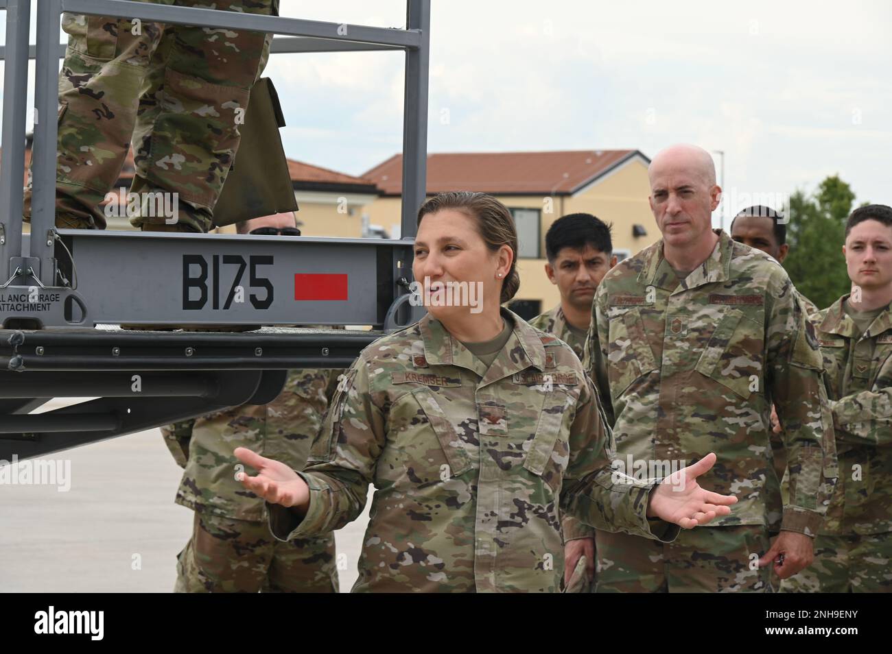 ÉTATS-UNIS Le colonel de la Force aérienne Amy Kremser, commandant du ...