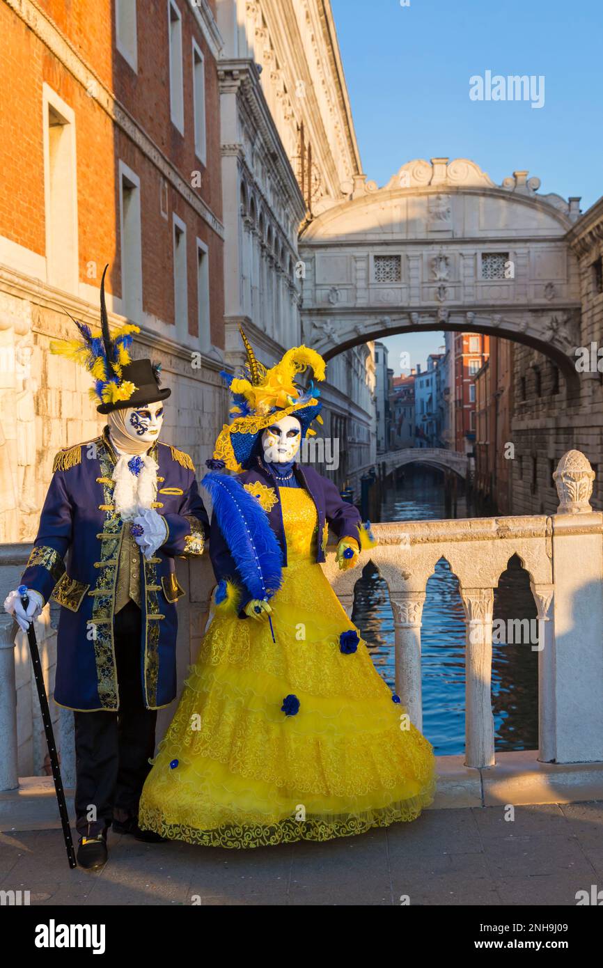 Carnaval des goers vêtus de magnifiques costumes et masques pendant le carnaval de Venise 2023 à ...