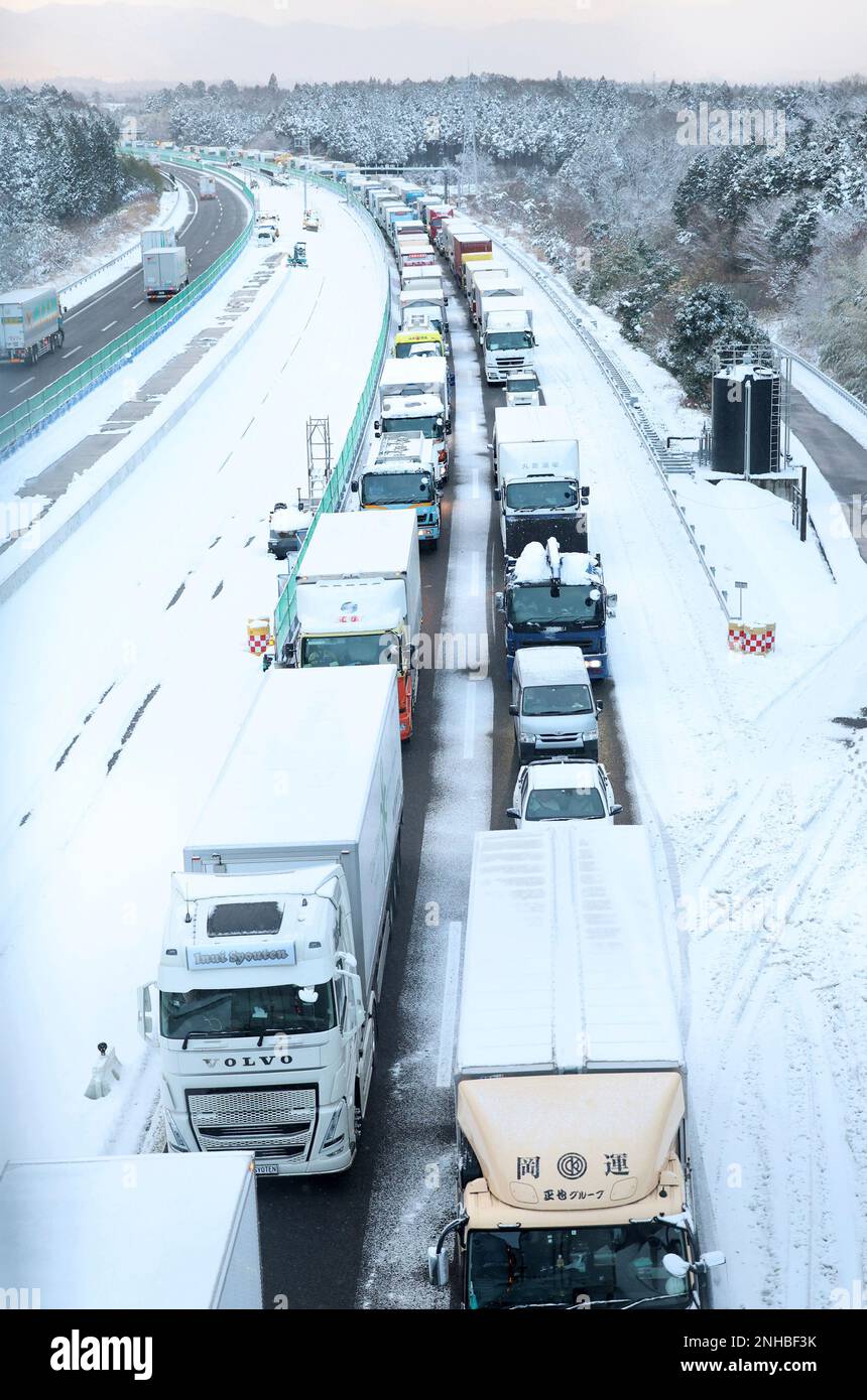 Large numbers of vehicles are stuck on the Shin-Meishin Expressway in ...