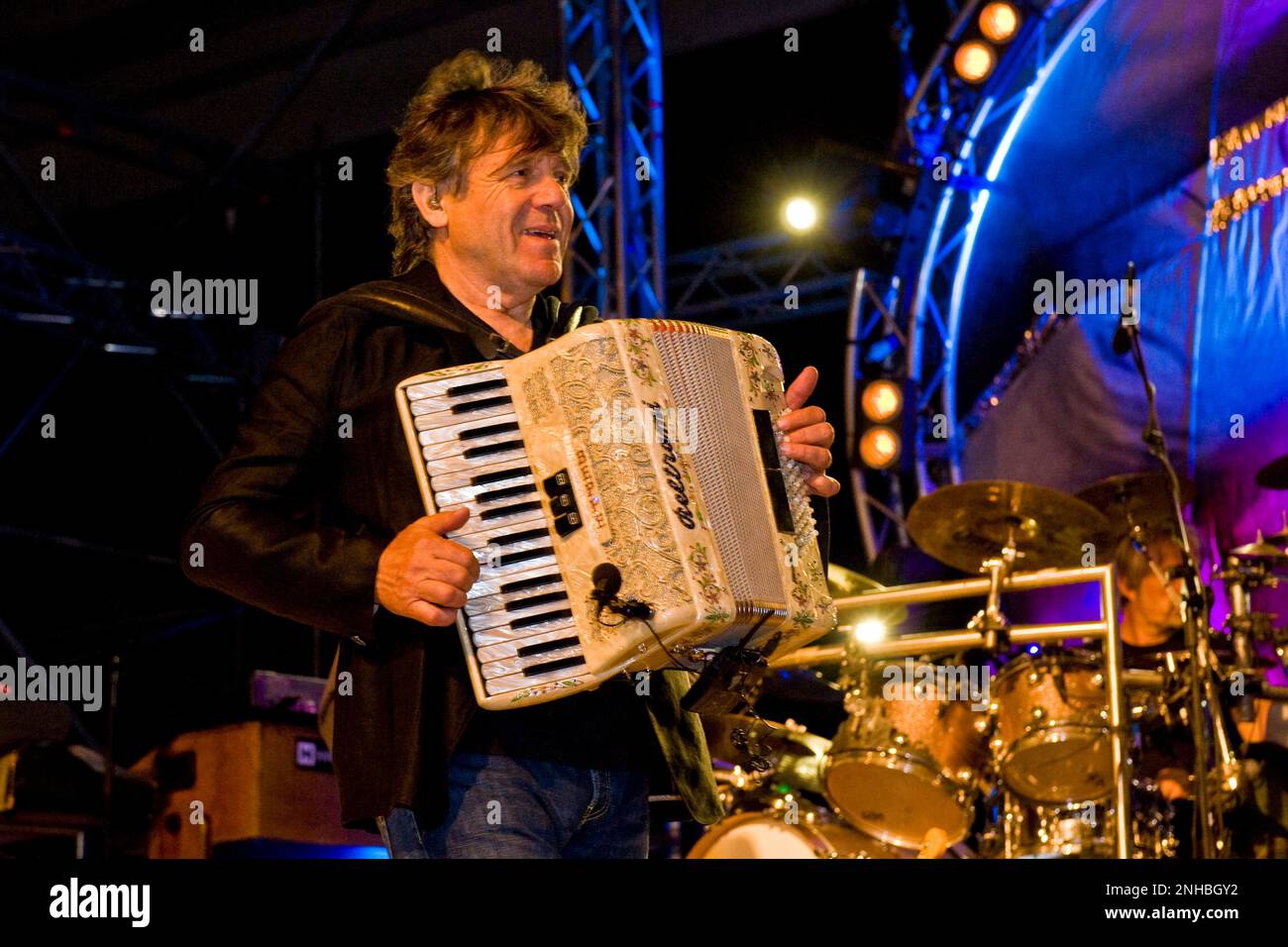 Beppe Carletti, fondateur du groupe et piano, Nomadi en concert ...