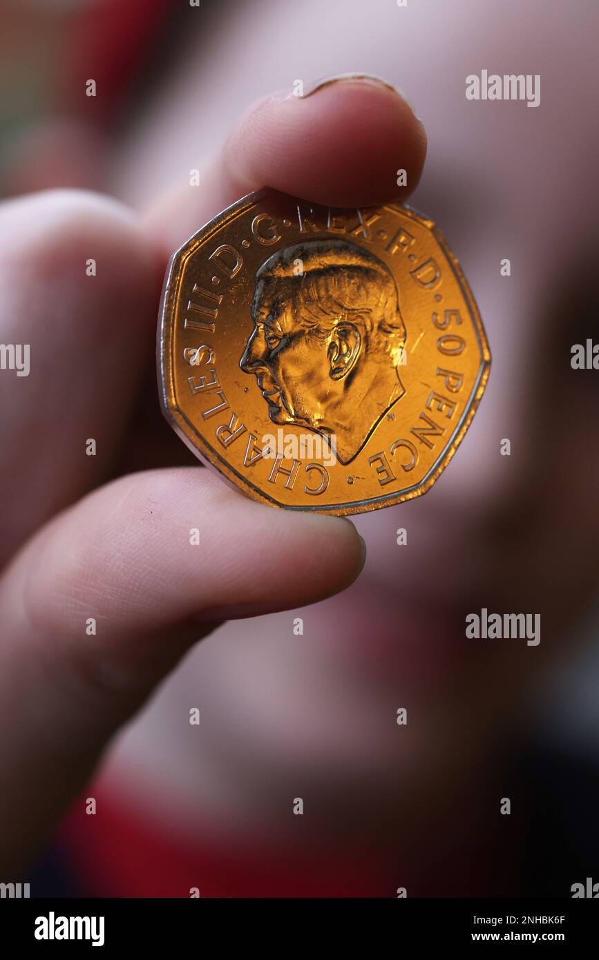 Isabelle, 11 ans, détient sa première pièce de monnaie King Charles III ...