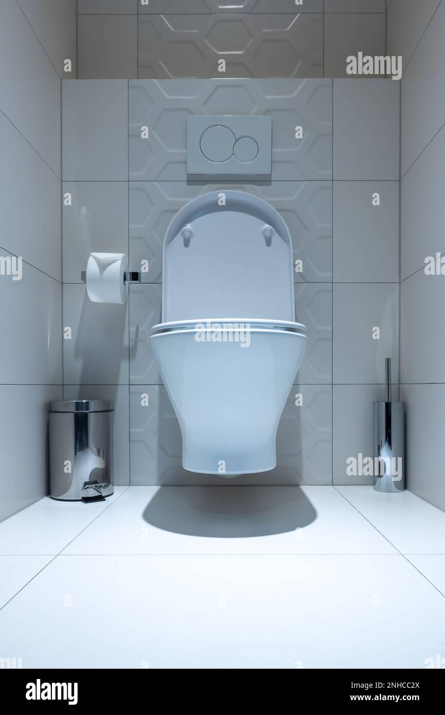 Vue sur la cuvette blanche des toilettes. Salle de bains avec carrelage ...