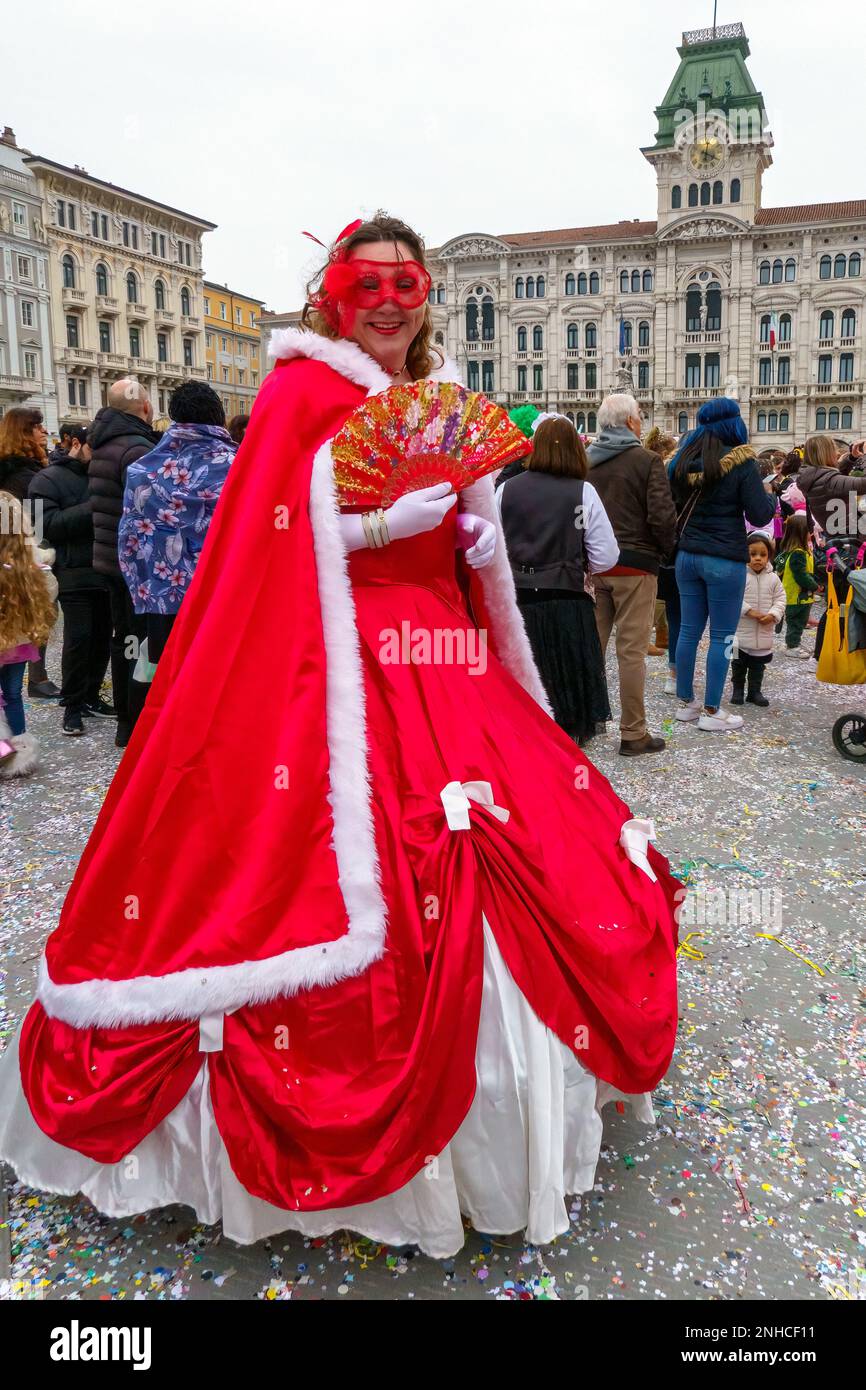 Trieste, Italie. 21st févr. 2023. Un fêtard du Carnaval porte une tenue ...