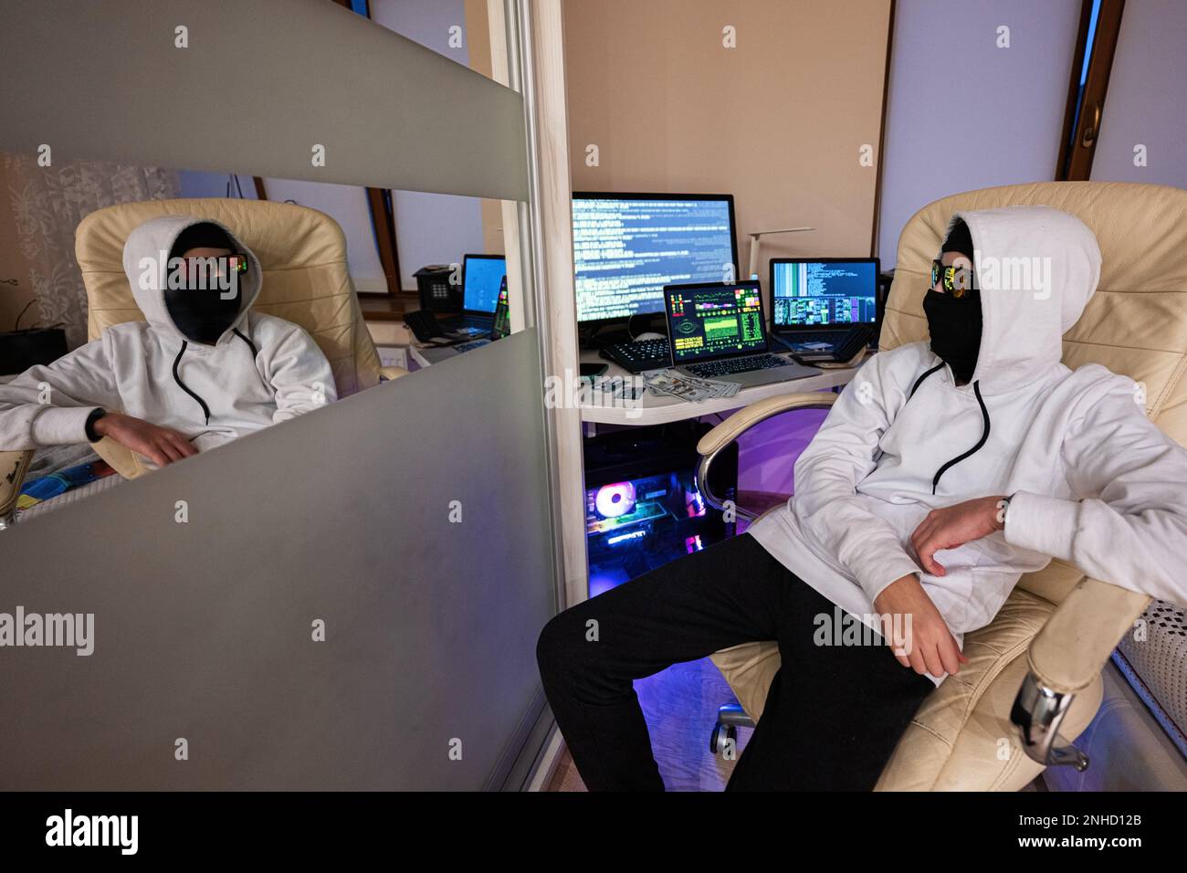 Man wearing a balaclava Banque de photographies et d’images à haute ...